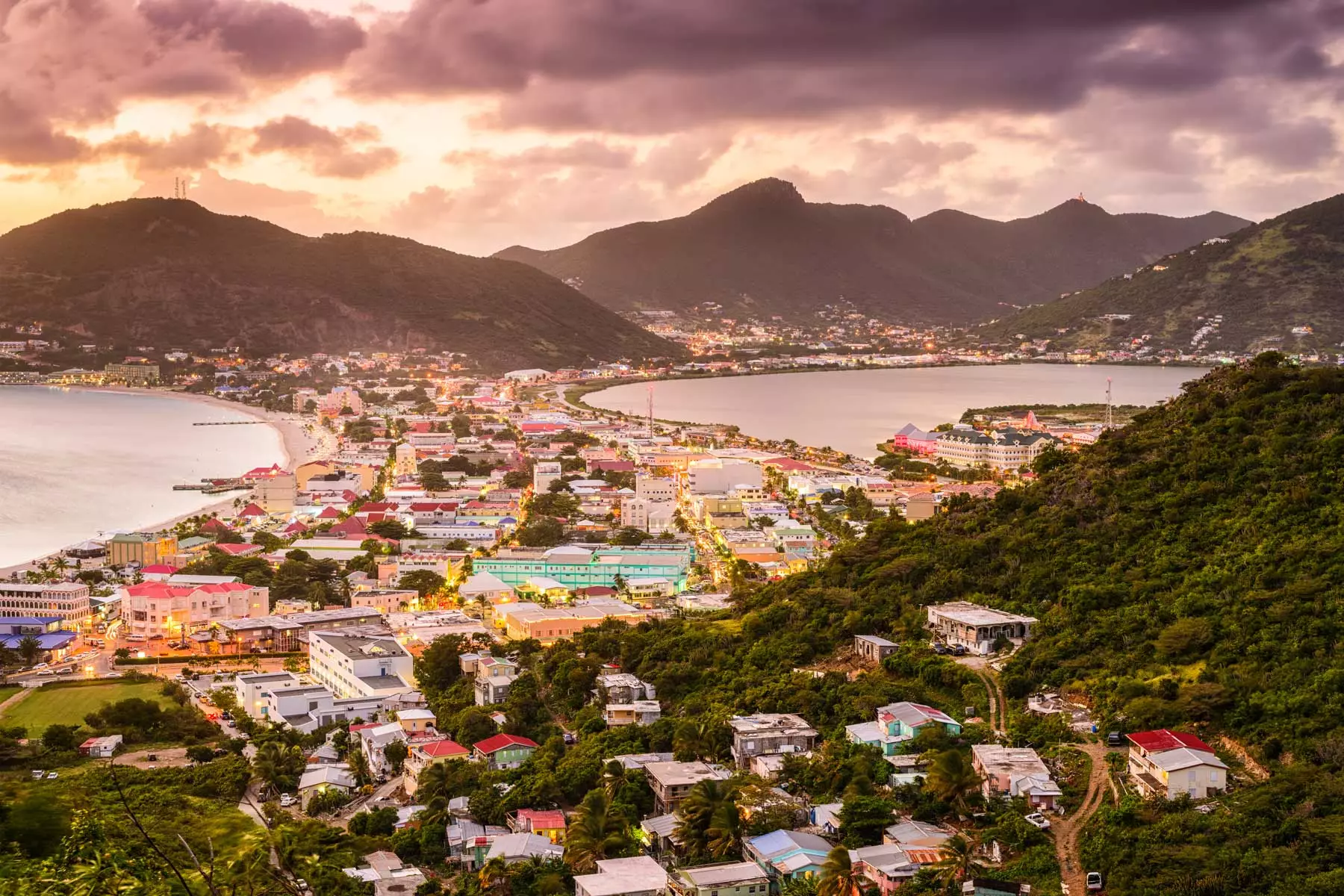 Pemandangan udara dari bangunan berwarna pastel di St Maarten