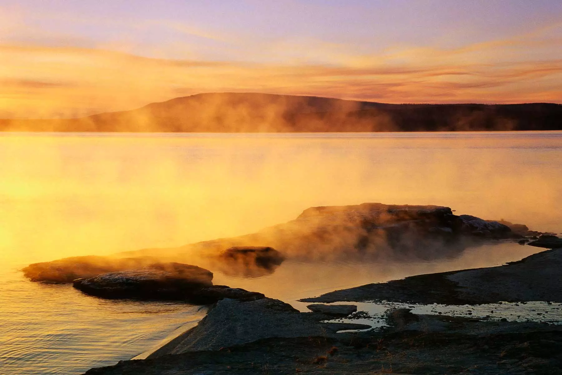 Päikesetõusu ajal Yellowstone'i järvest tõuseb aur