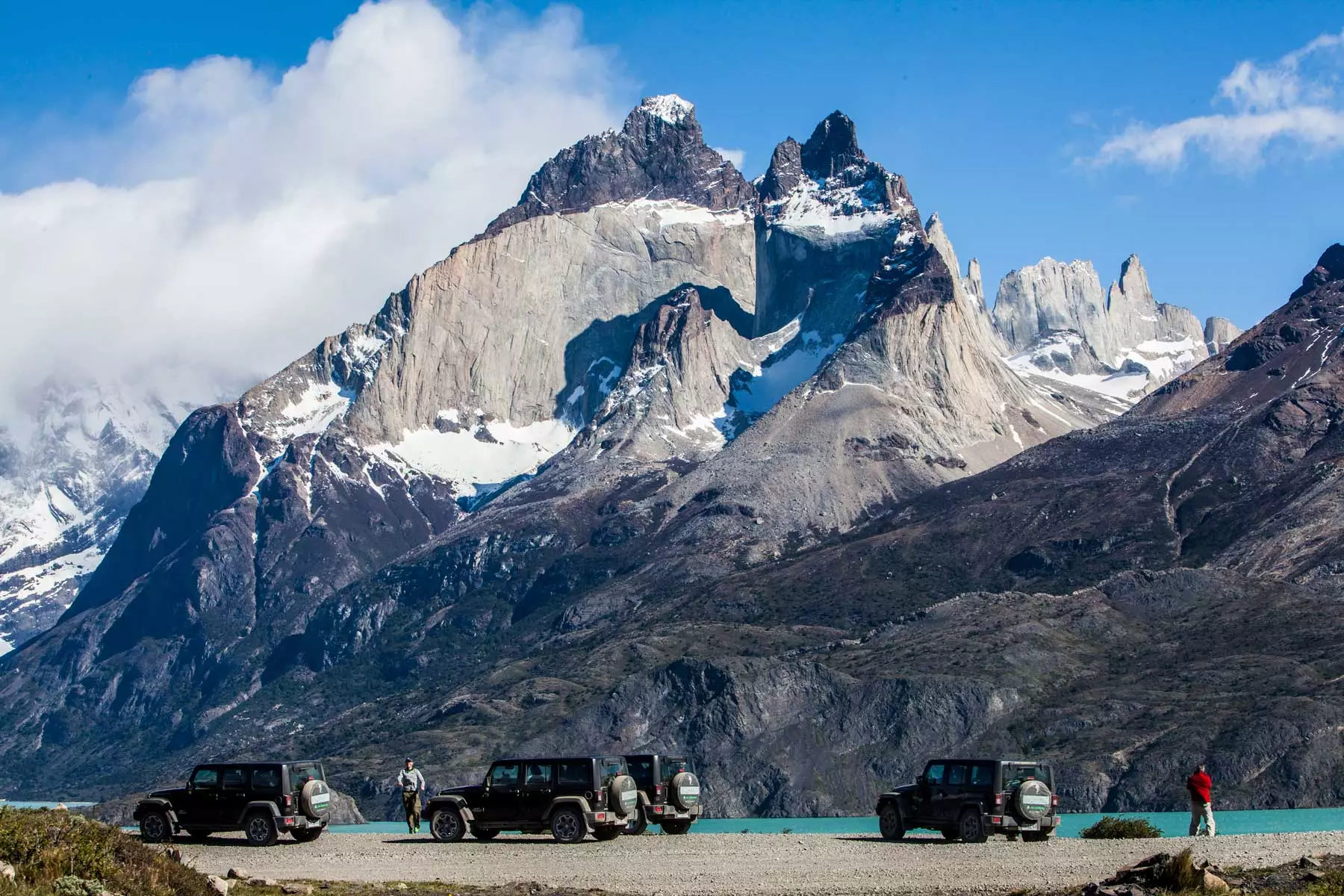 Jeeps in Nordenskjold blicken auf einer Tour mit Quasar Expeditions, das zu einem der weltbesten Reiseveranstalter gewählt wurde