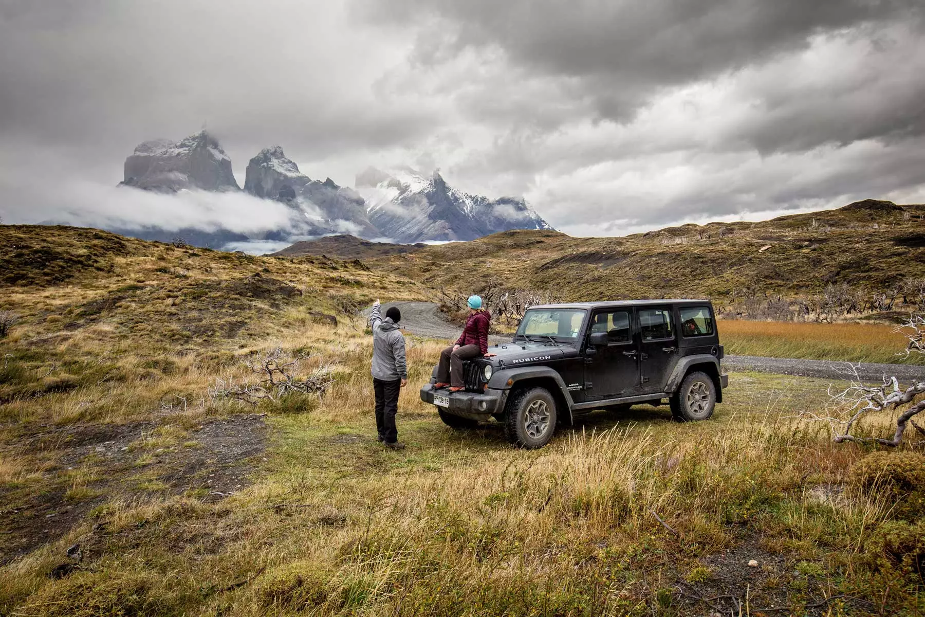 Ein Ehepaar in Torres del Paine, Patagonien, mit einem Jeep von Quasar Expeditions, wurde zu einem der weltbesten Reiseveranstalter gewählt