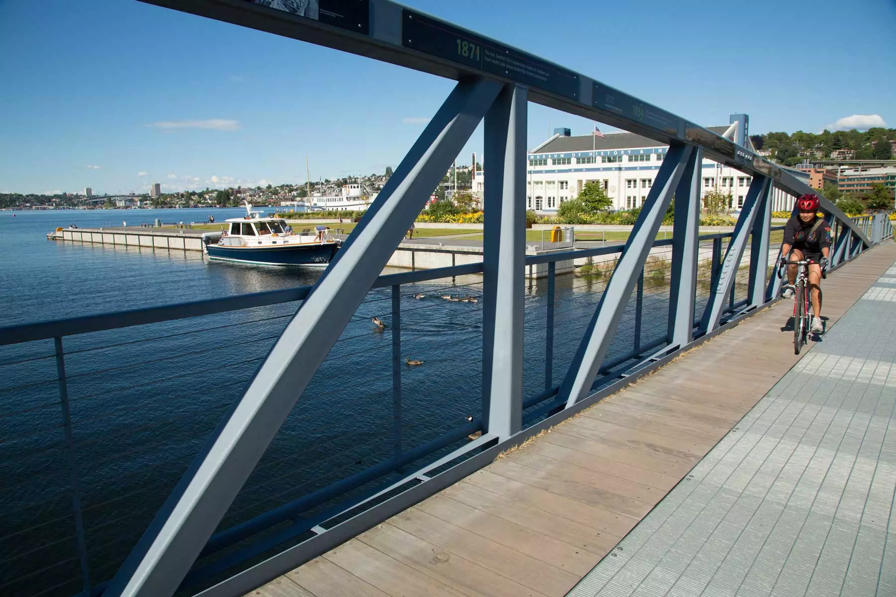 Ib tug neeg caij tsheb kauj vab hla tus choj nyob rau sab qab teb kawg ntawm Lake Union