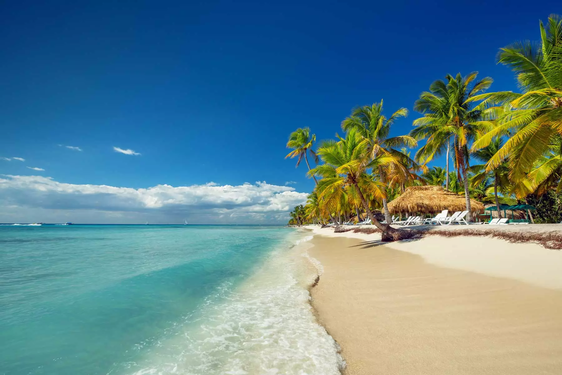 A paradicsomi trópusi sziget strandjának tája tökéletes napsütéses égbolttal