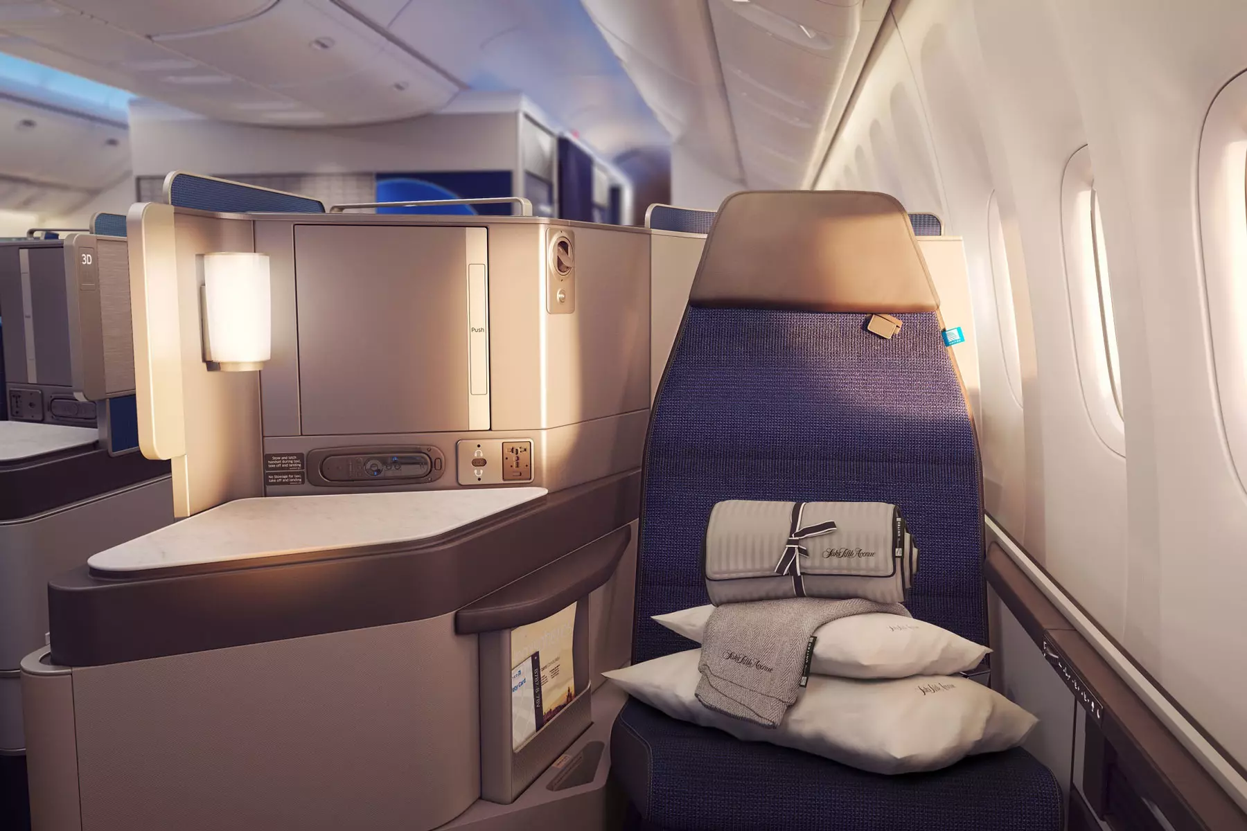 Vaizdas į United Airlines Polaris sėdynę (pirma klasė)