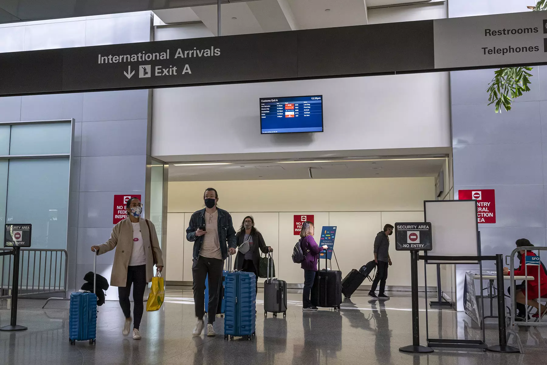 Călătorii sosesc în terminalul internațional de la Aeroportul Internațional San Francisco (SFO) din San Francisco, California, S.U.A