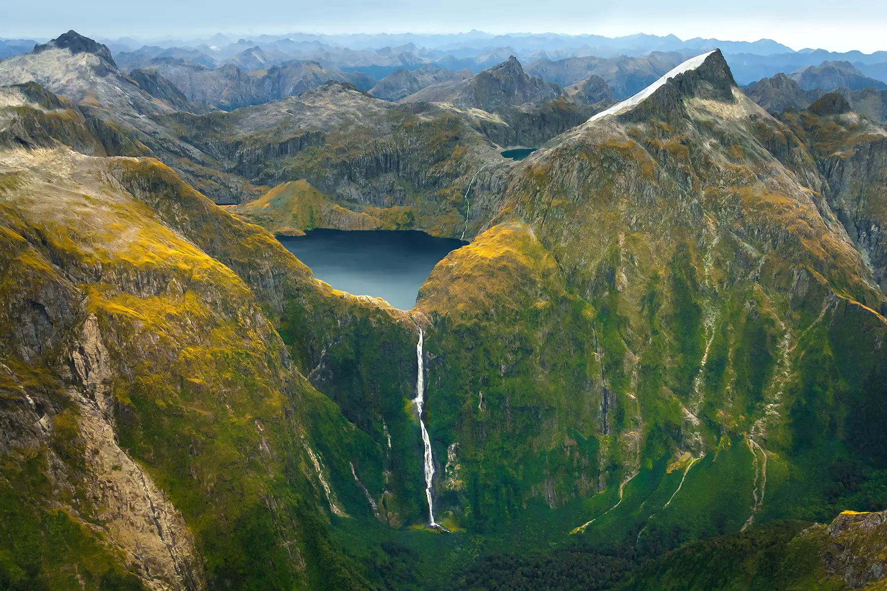 Lago Quill e Sutherland Falls na montaña