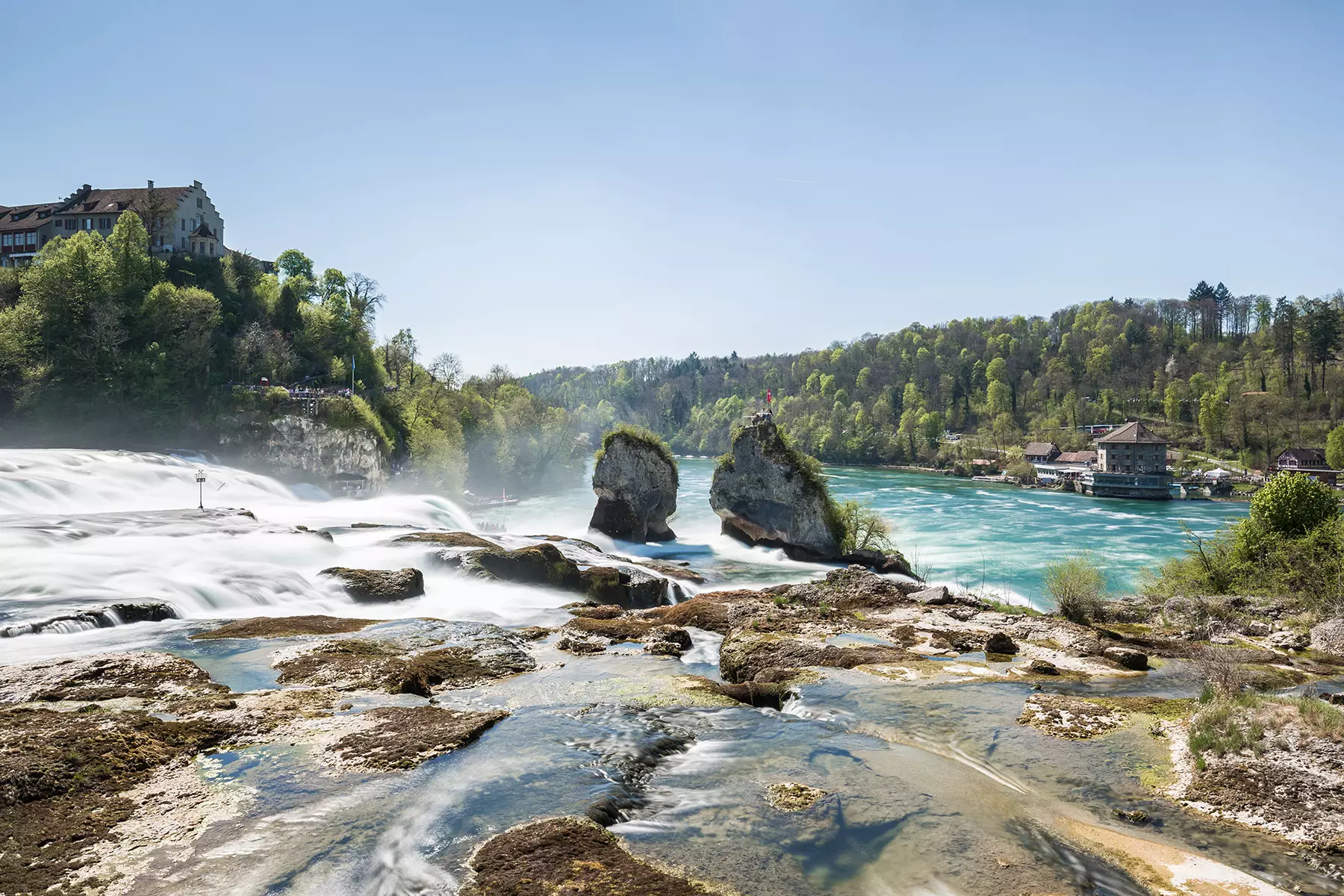 Foto di lunga esposizione delle cascate del Reno in Svizzera