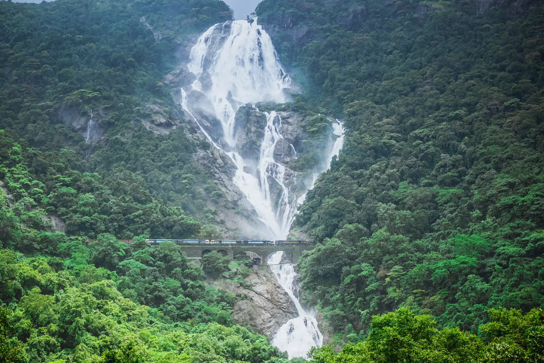 L'enorme cascata Dudhsagar