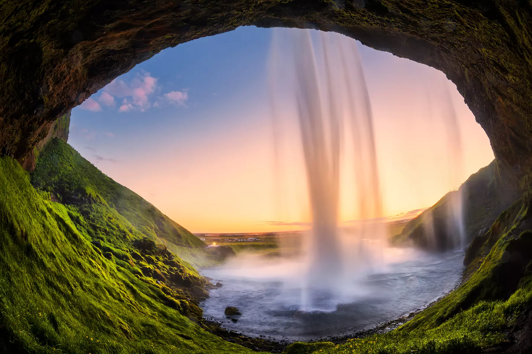 עדשת עין דג ומפל Seljalandsfoss בקיץ, איסלנד