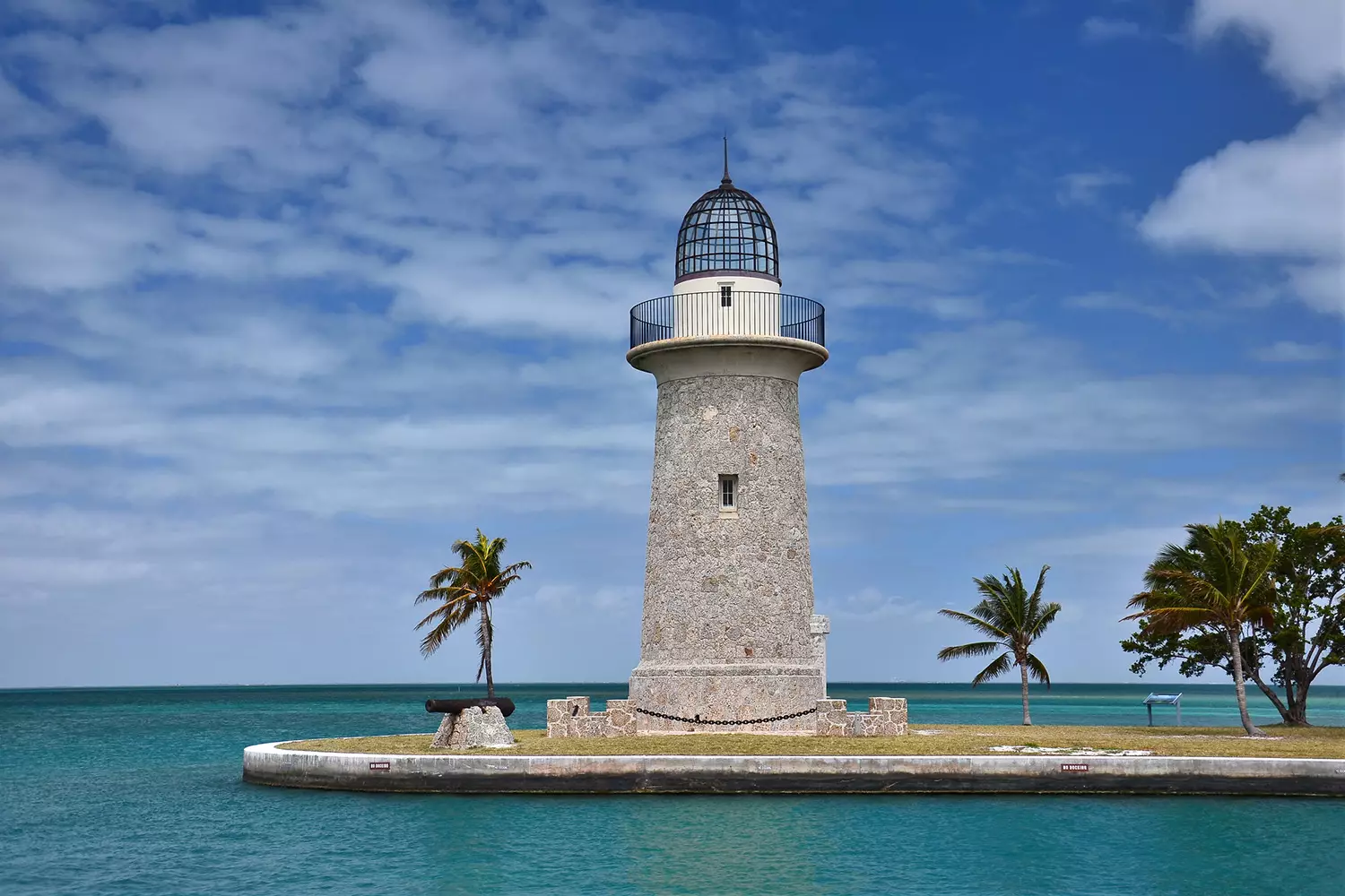 Boca Chita Key Lighthouse ຢູ່ເທິງອ່າວ Biscayne turquoise