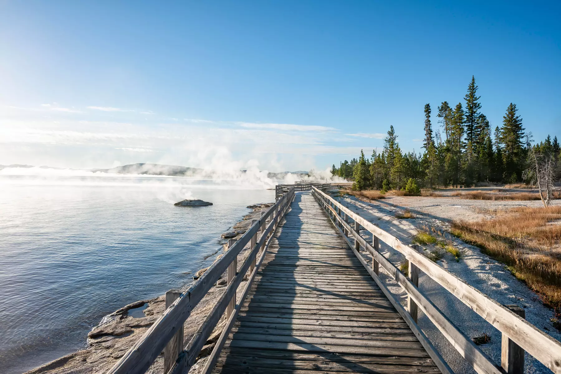 Calçadão na margem do West Thumb of Yellowstone Lake, sol da manhã, West Thumb Geyser Basin, Yellowstone National Park, Wyoming, EUA