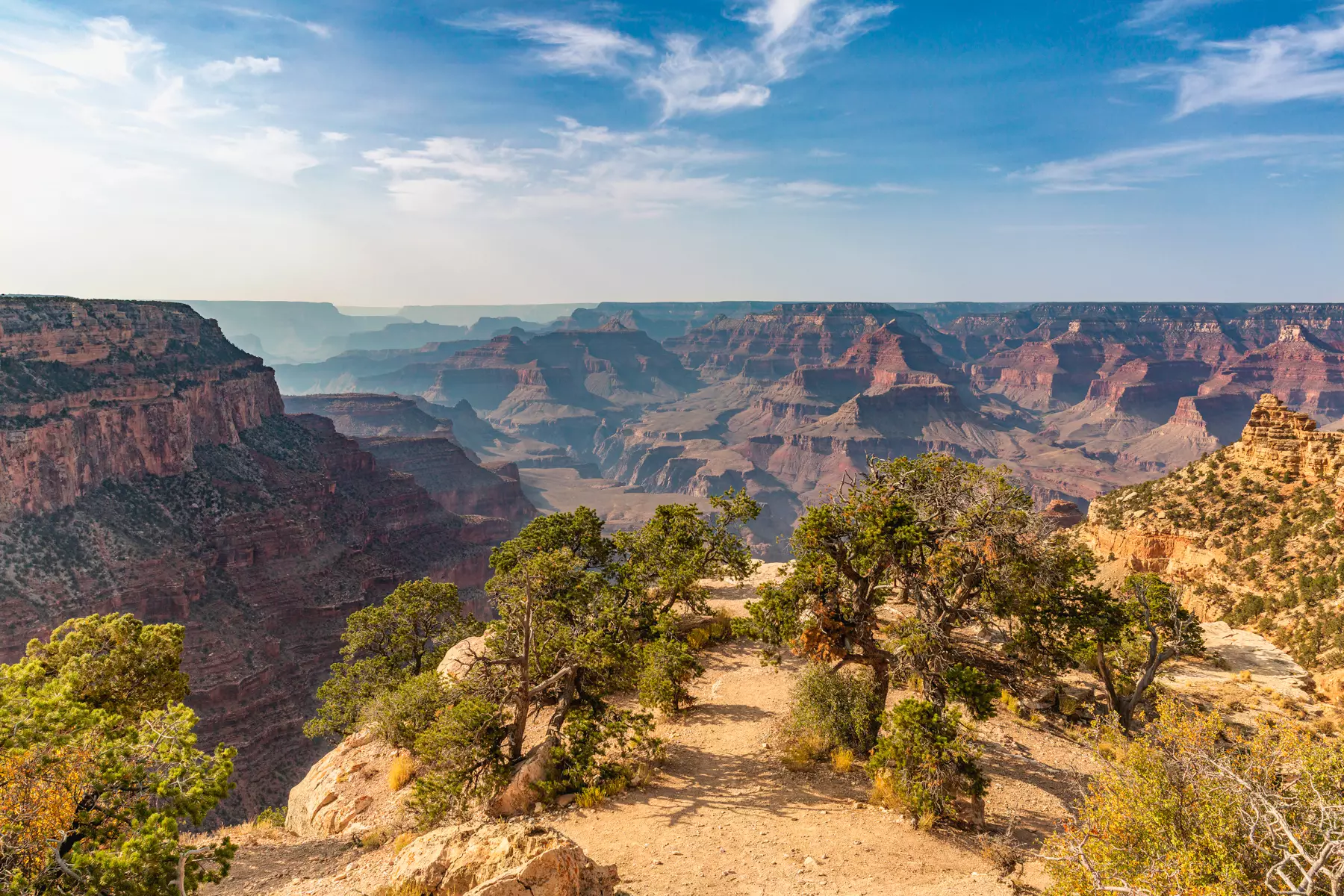 Vedere pitorească a peisajului împotriva cerului înnorat, Parcul Național Grand Canyon, Arizona, Statele Unite ale Americii, SUA