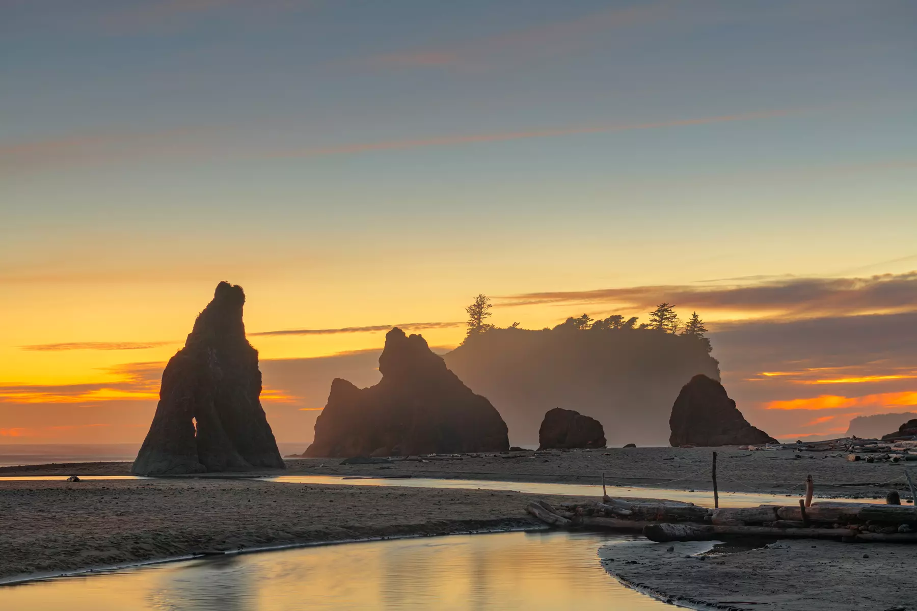 O Parque Nacional Olímpico de Washington na praia de Ruby ao anoitecer.