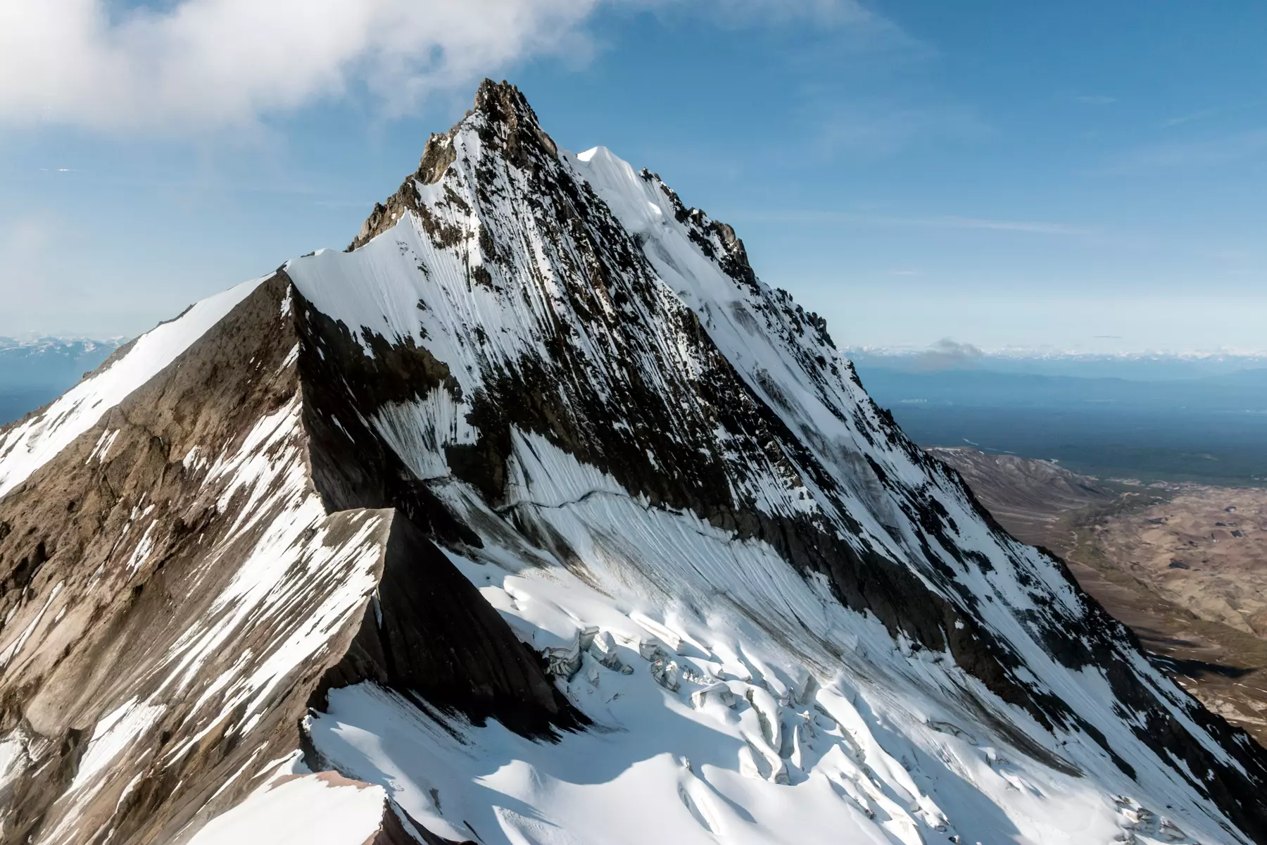 Paysage aérien du sommet de la montagne enneigée vu d'avion à Wrangell-St. Elias