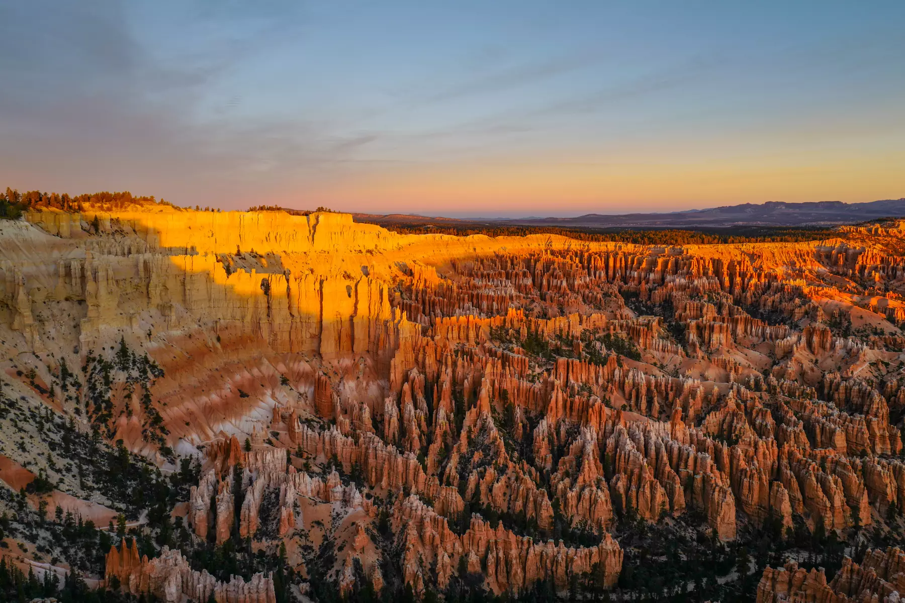 Vista panorâmica da paisagem contra o céu durante o pôr do sol, Bryce, Utah, Estados Unidos