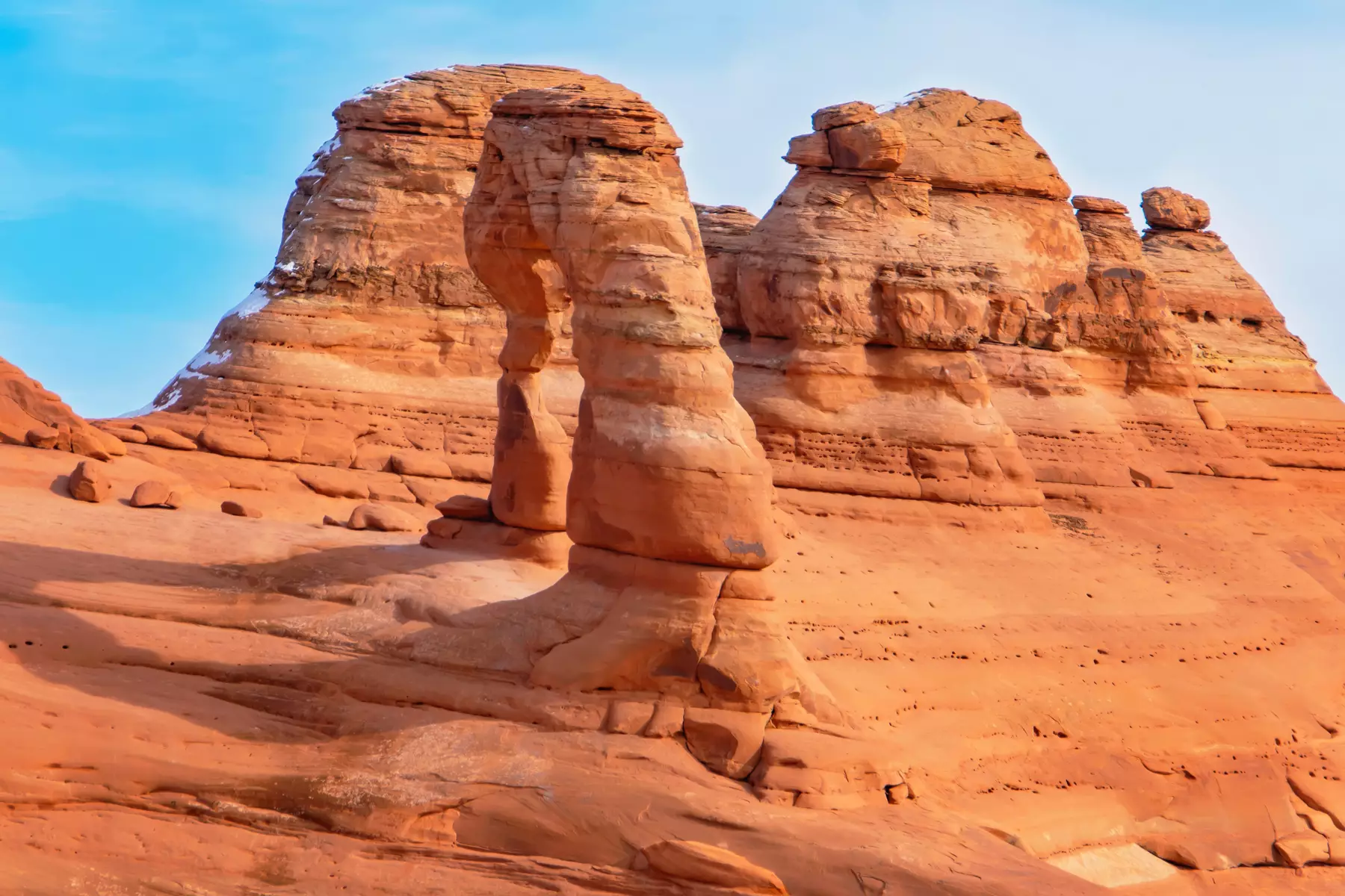 Peisaj și formațiuni de rocă roșie din Parcul Național Arches - Utah, iarna