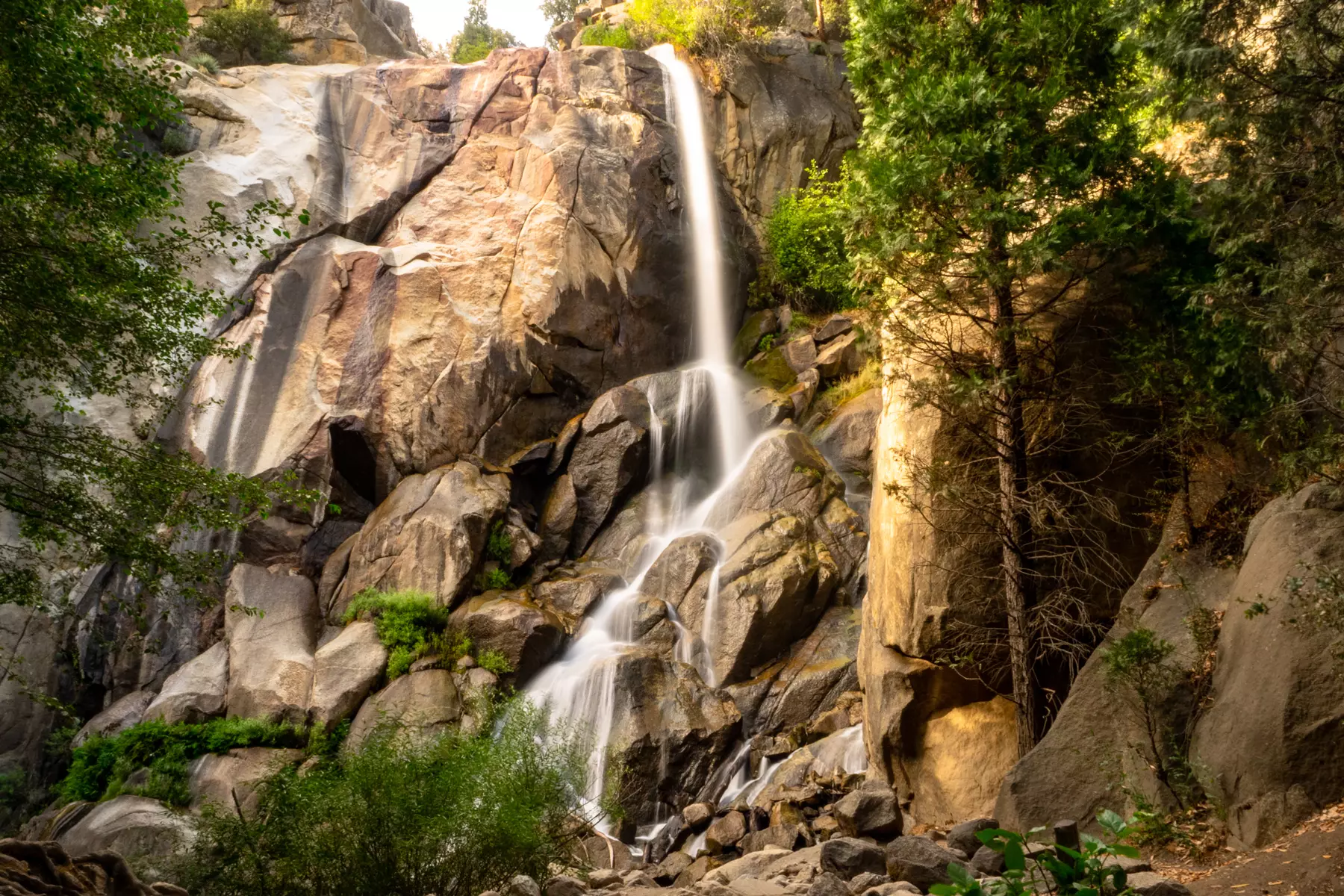 Vista panorâmica da cachoeira na floresta, Kings Canyon National Park, Califórnia, Estados Unidos, EUA