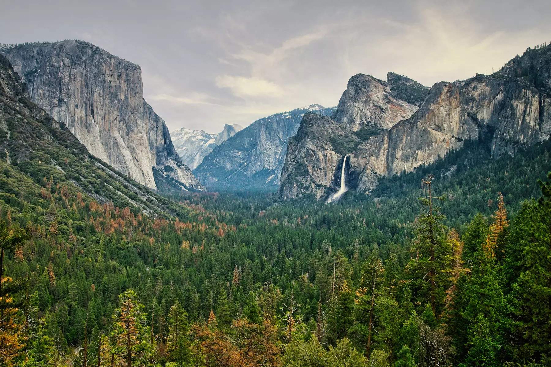 Vedere pitorească a munților împotriva cerului, Parcul Național Yosemite, California, Statele Unite, SUA