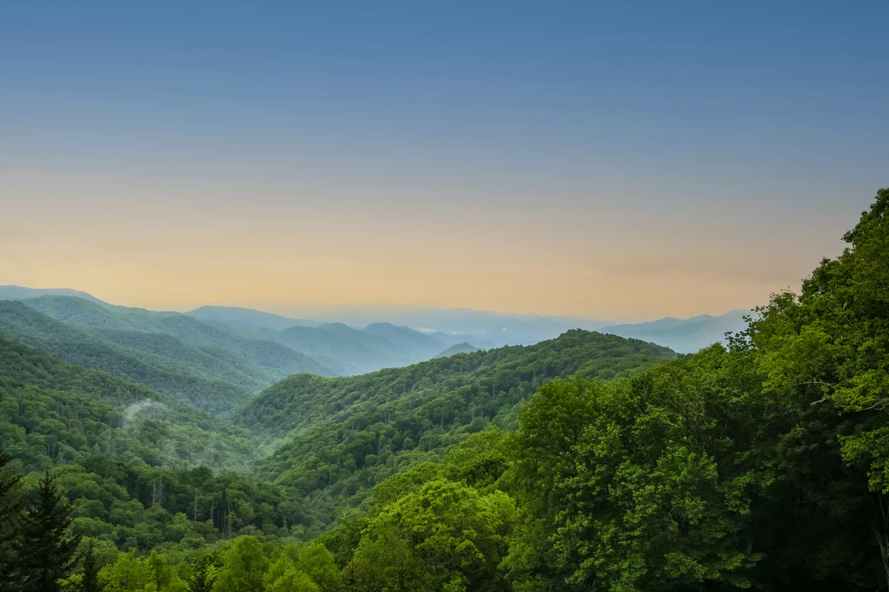 Uma vista do pôr do sol das grandes montanhas Smokey com céus coloridos