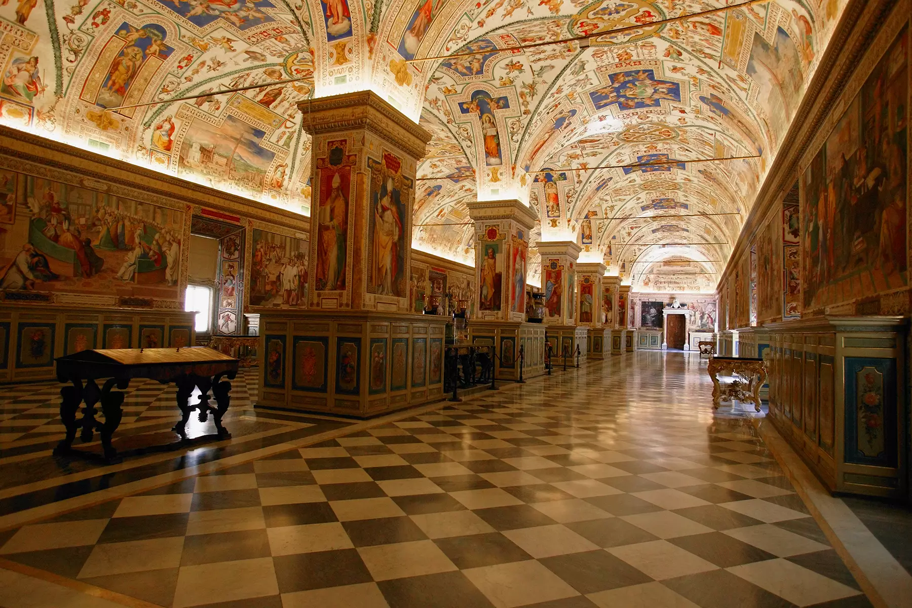 Corredor da biblioteca no Museu do Vaticano Cidade do Vaticano Roma Itália
