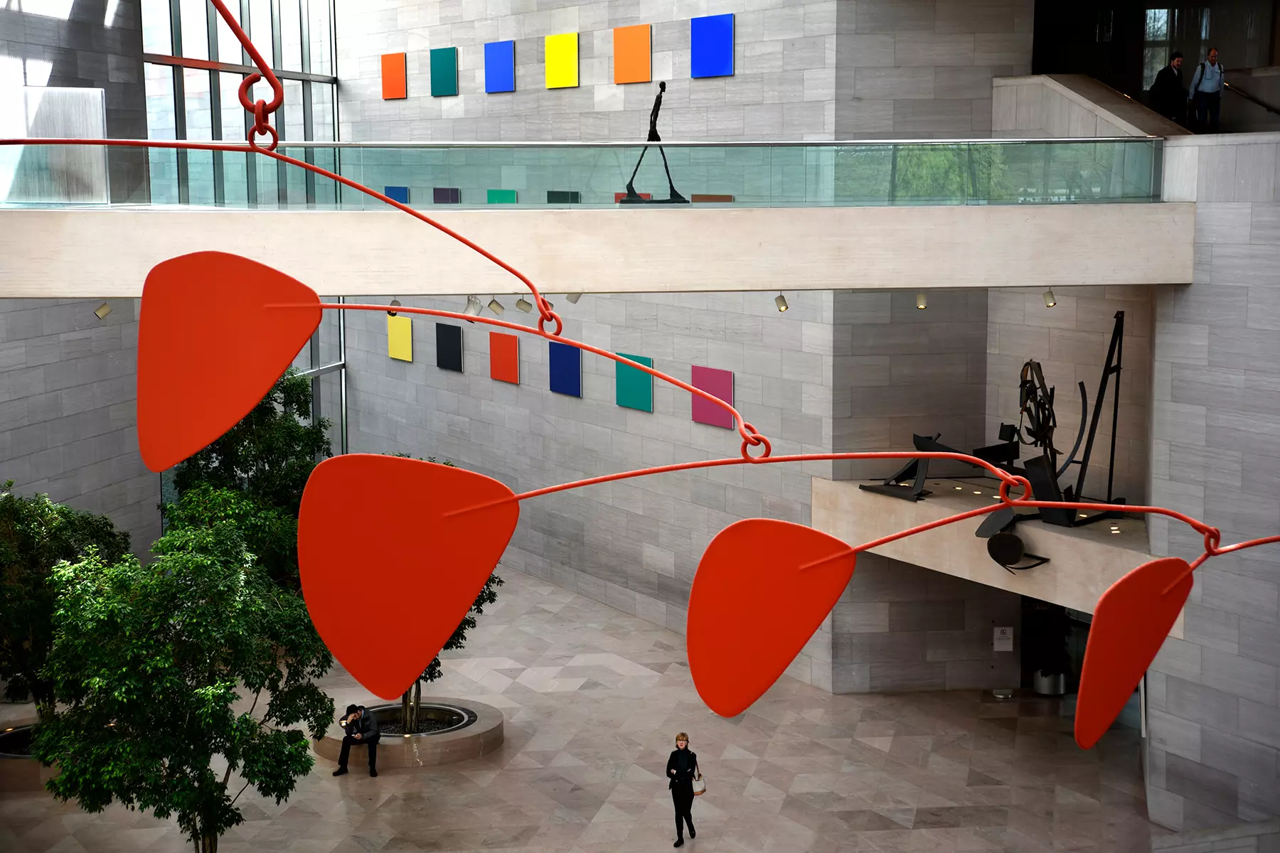 Ny finday aluminium sy vy tsy misy lohateny an'i Alexander Calder dia mihantona eo amin'ny valindrihana eo ambonin'ny mpitsidika ao amin'ny National Gallery of Art East Building ao amin'ny National Mall any Washington, D.C.