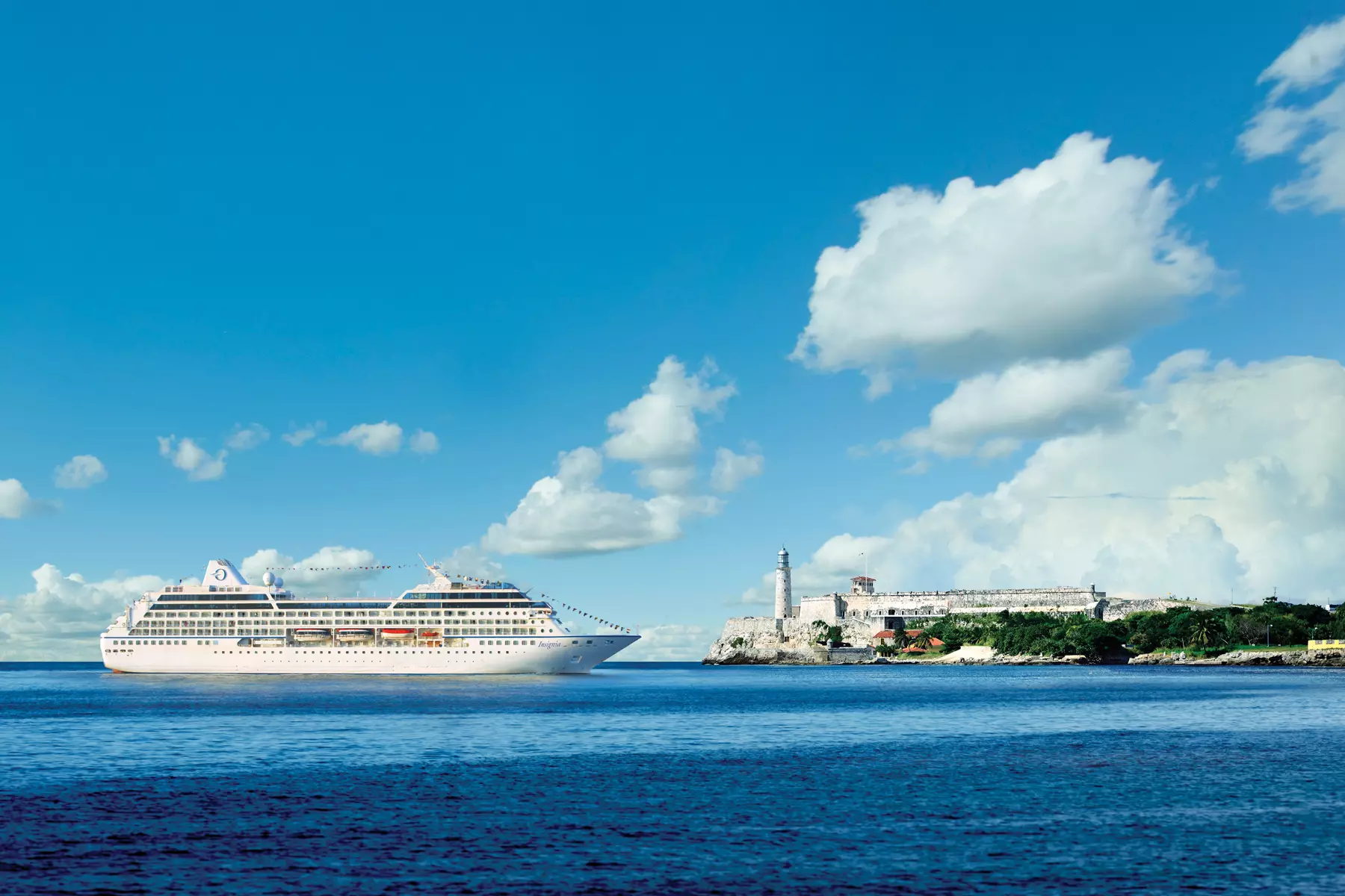 Insignia krydstogtskib trækker ind i Cuba havn