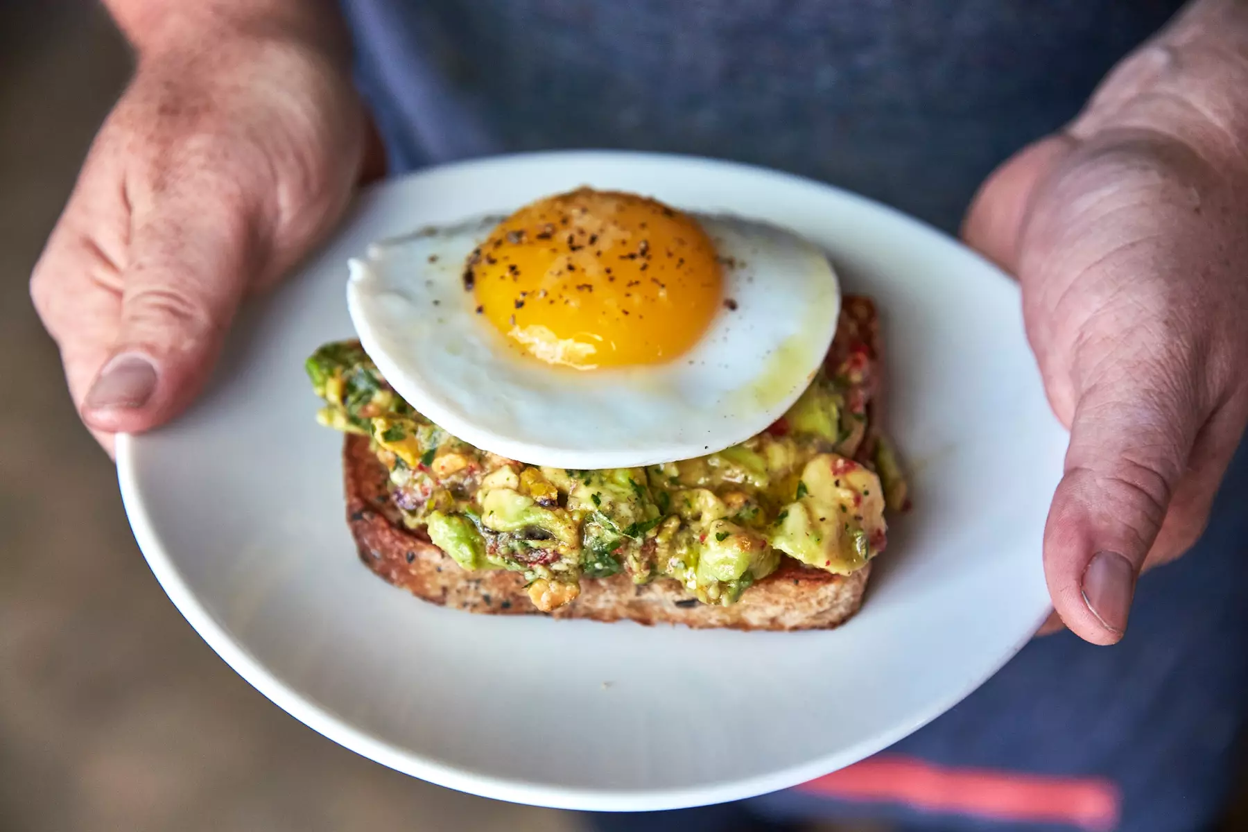 Avocadotoast met een gebakken eitje