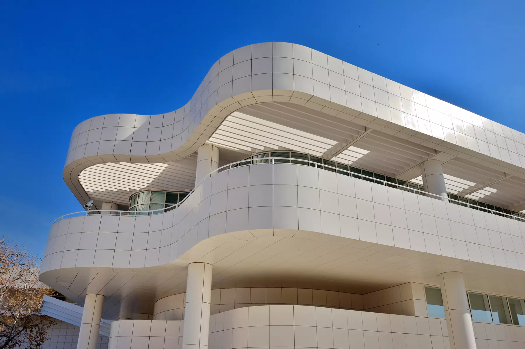 Getty Center, seni bina beralun yang dilihat dari Arrival Plaza.