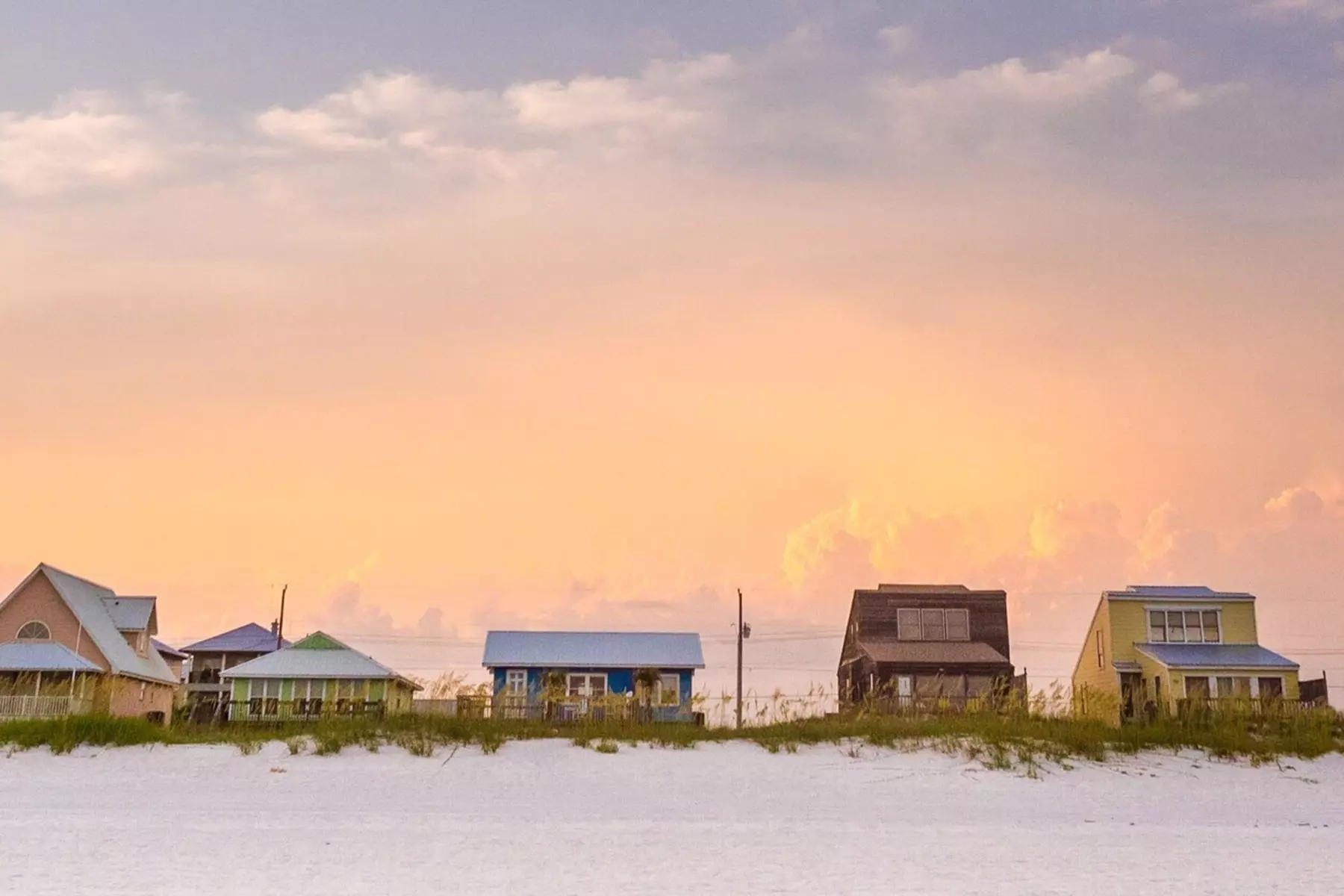 Nyumba Zam'mphepete mwa nyanja Panthawi ya Sunset ku Gulf Shores, Alabama