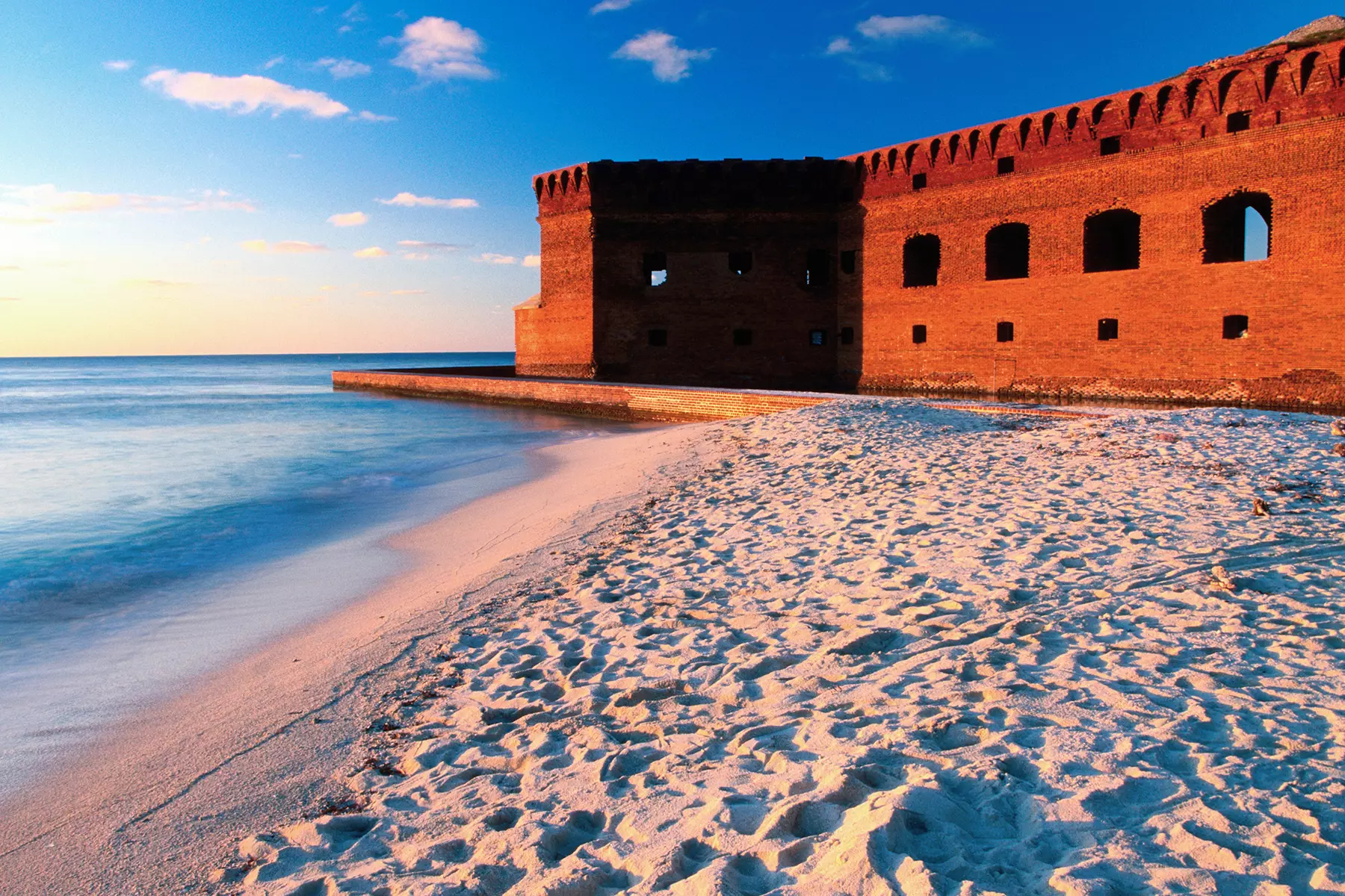 Fort Jefferson a Strand bei Sonnenënnergang, Garden Key, Dry Tortugas National Park, Florida, Vereenegt Staate vun Amerika, Nordamerika