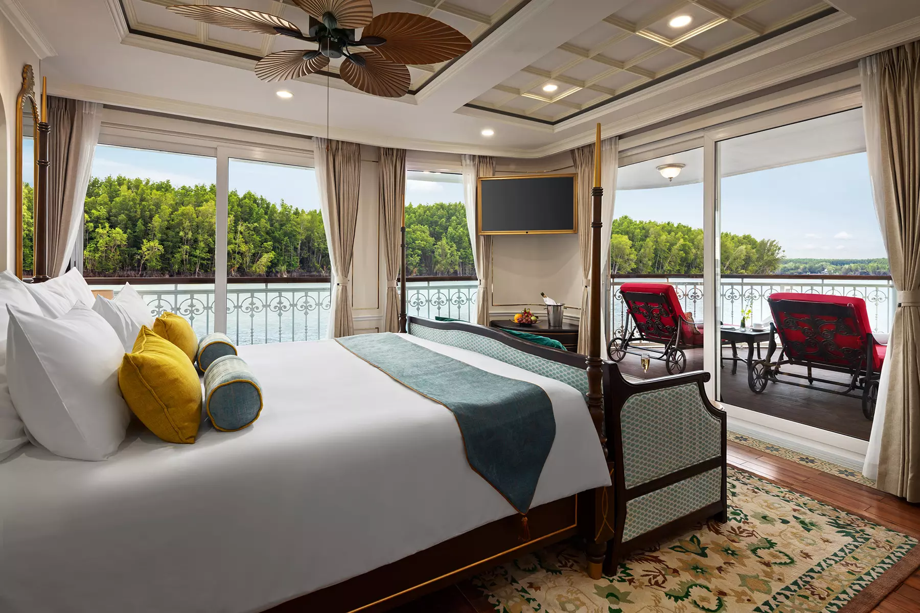 Grande Suite amin'ny Mekong Jewel avy amin'ny Uniworld Boutique River Cruises