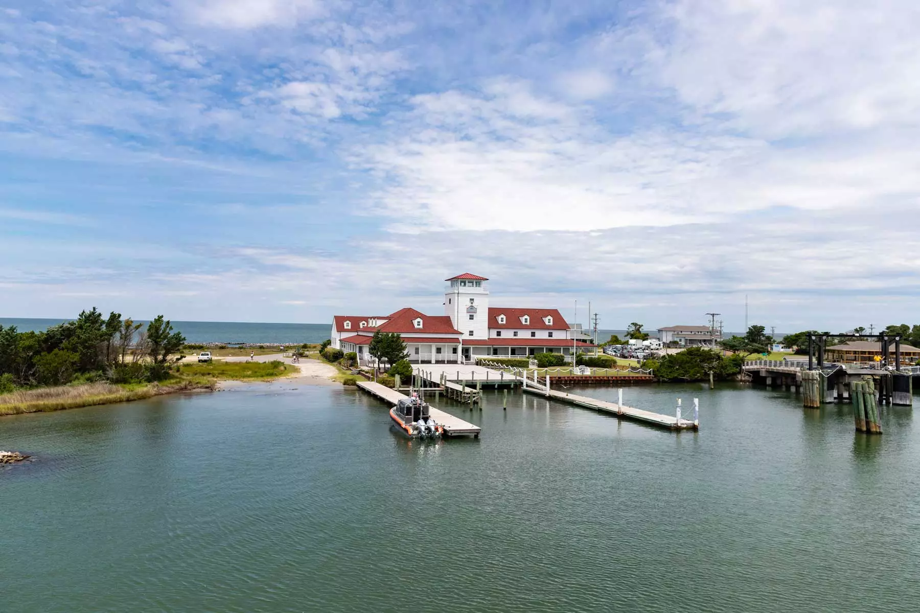 La pramdoko kaj enirejo al la haveno sur Ocracoke-insulo, Norda Karolino.