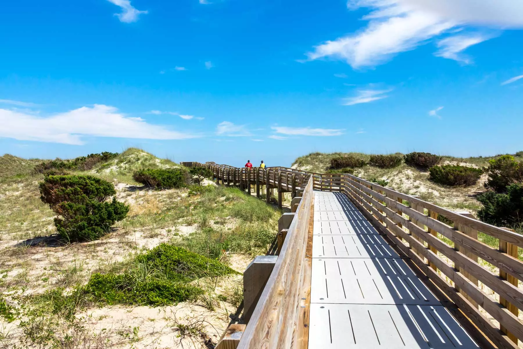 Kuzey Carolina, Cape Hatteras Ulusal Deniz Kıyısı, kum tepeleri ile plaja giden tahta kaldırım