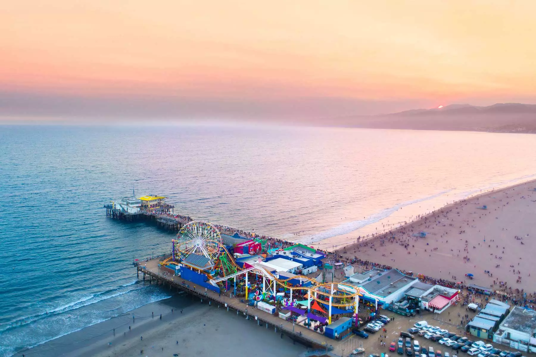 Légifelvételek a Santa Monica mólóról a Sunset-en, Santa Monica városában, Kaliforniában