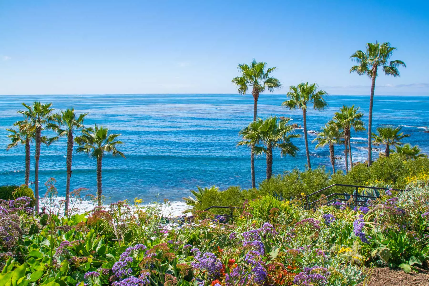 A kilátás a gyönyörű Heisler Parkból Laguna Beachen, Orange megyében. Laguna egy tengerparti közösség Dél-Kaliforniában.