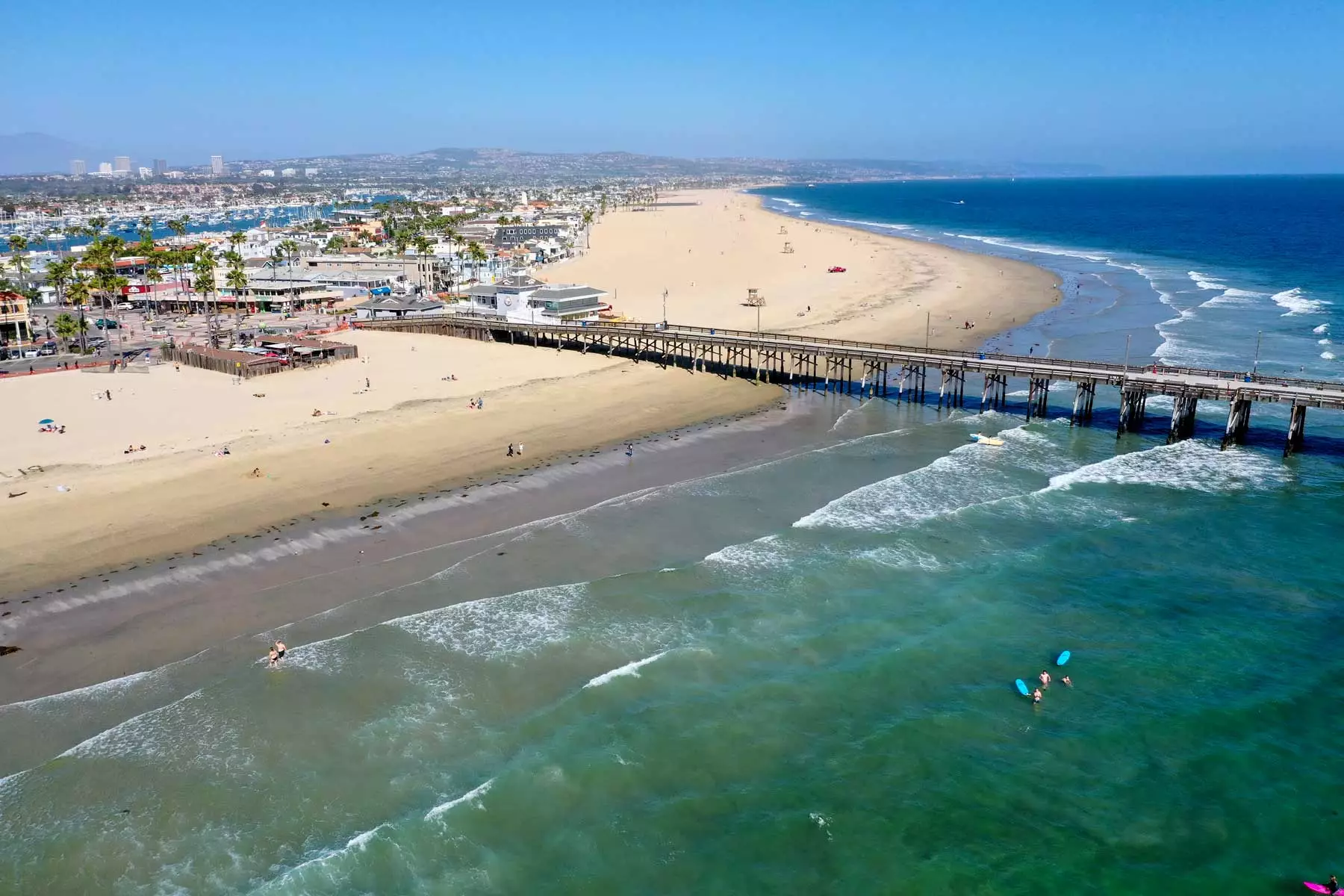 Légifelvétel néhány szörfösről és strandolóról, akik egy kellemes napot töltenek a tengerparton Gavin Newsoms kormányzó kemény bezárása ellenére, amely még mindig érvényben van Newport Beachen, Kaliforniában 2020. május 4-én.