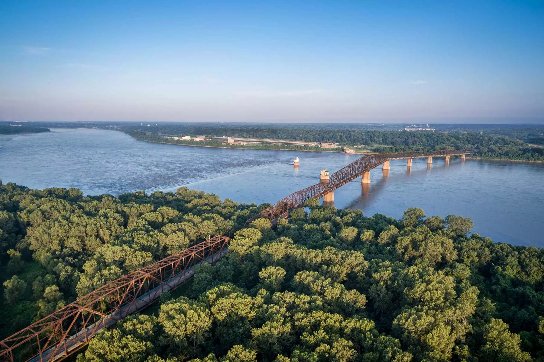 Jembatan Chain of Rocks lama di atas Sungai Mississippi dekat St Louis - pemandangan udara dari pantai Illinois