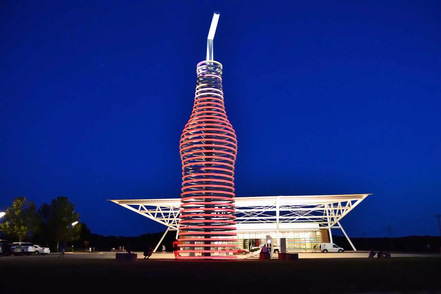 roete 66 deur Arcadia, Oklahoma, en jy kan nie die neon, 66 voet hoë koeldrankbottel voor POPS mis nie