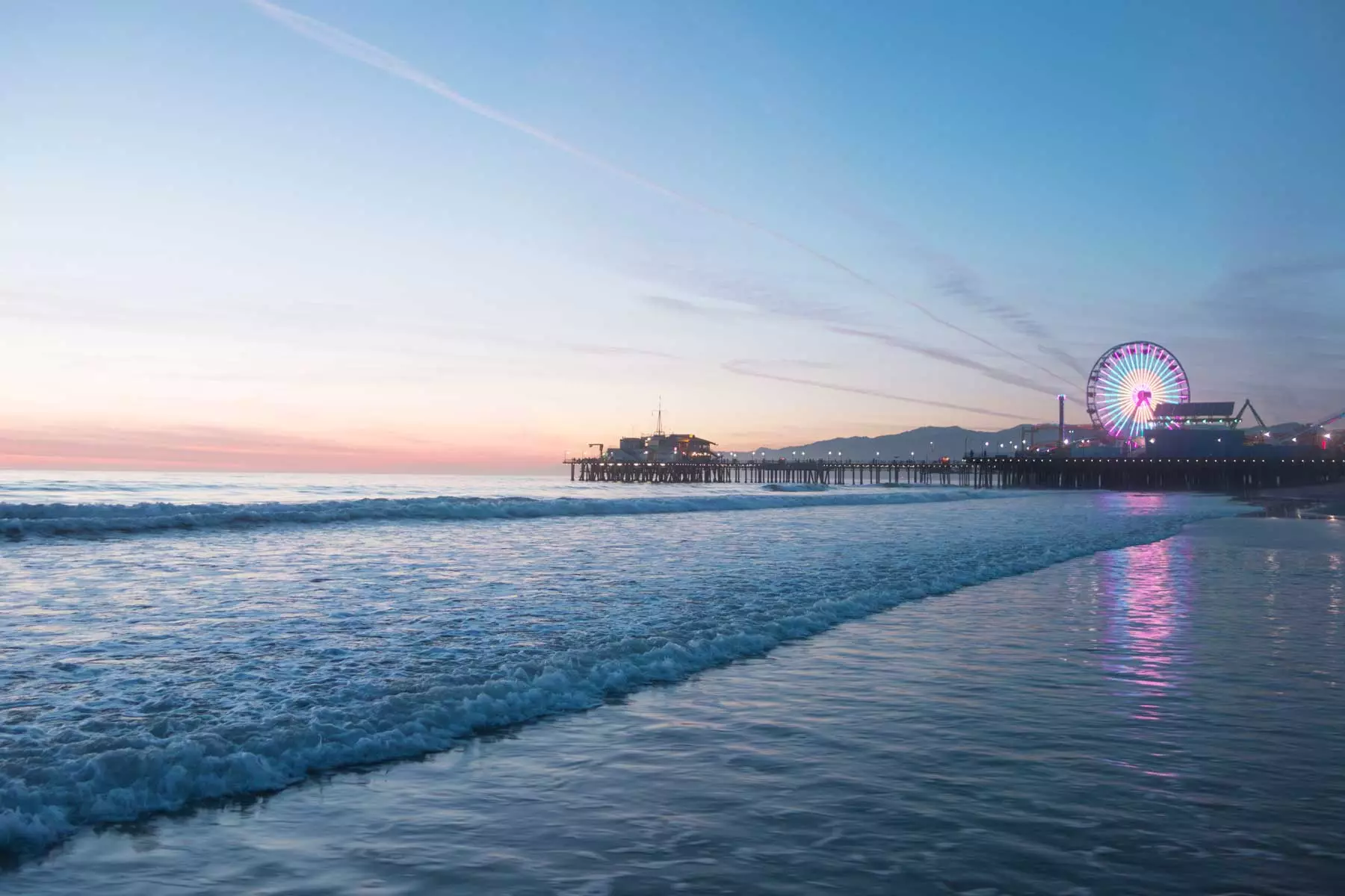 Santa Monica Pier Beach amin'ny filentehan'ny masoandro