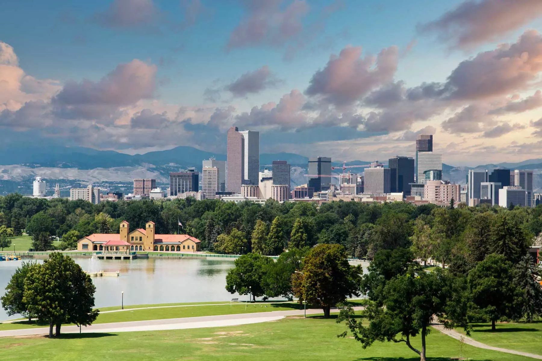 Denveras panorāma aiz zaļā parka krēslas stundā