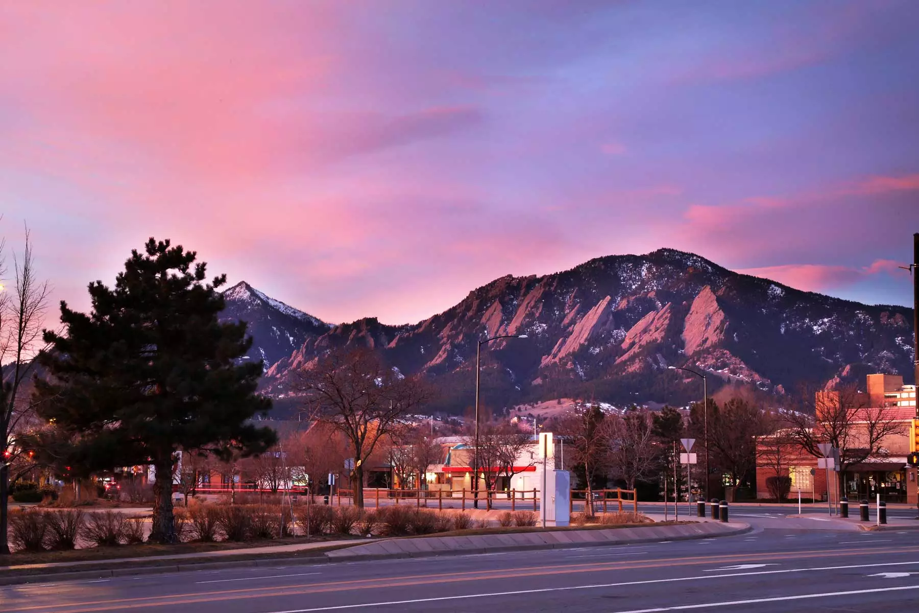 Flatirons redzams no Boulder, Kolorādo