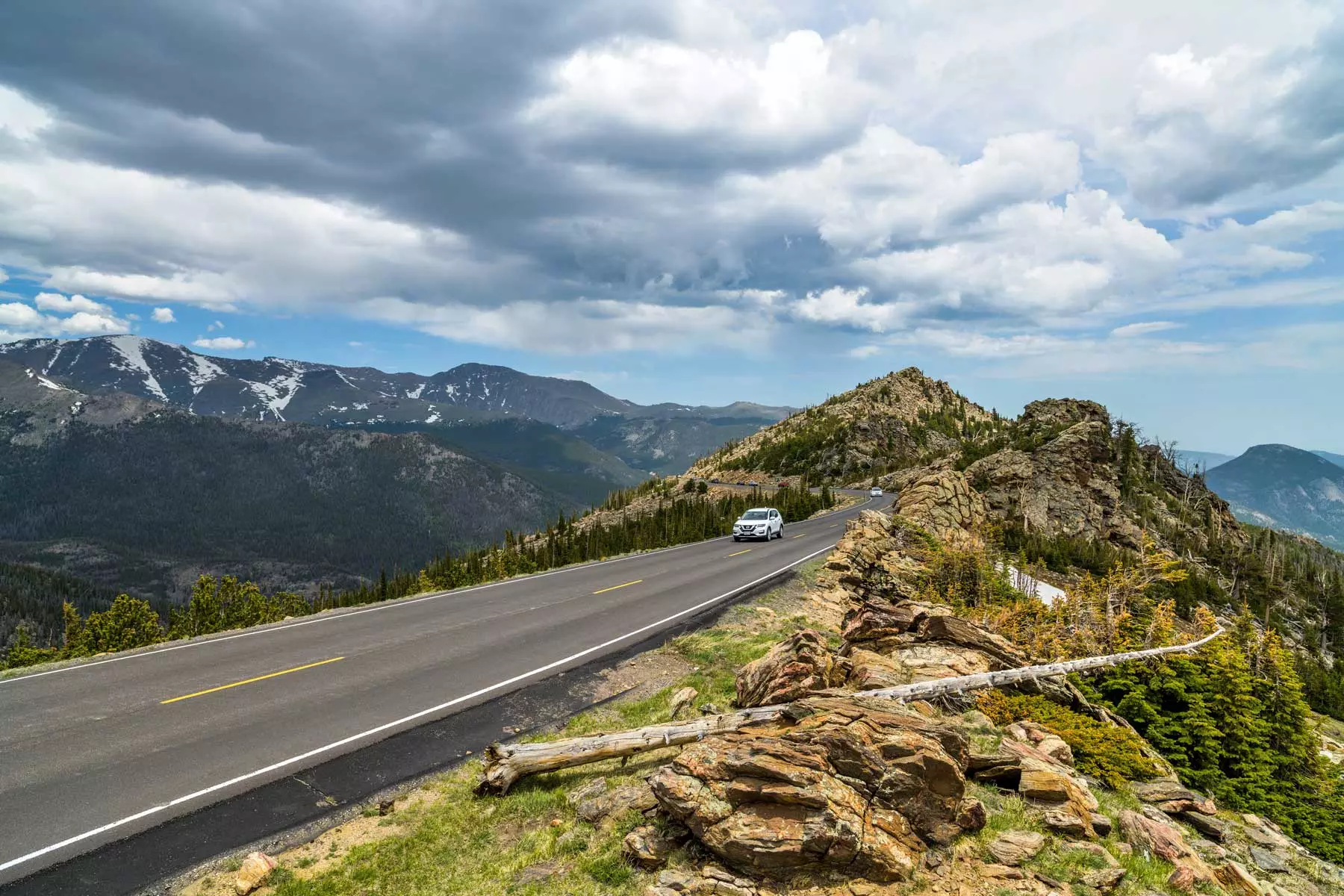 Trail Ridge Road - Ein stürmischer Frühlingstag Blick auf einen schmalen Abschnitt der Trail Ridge Road, der sich oben auf den Bergen windet. Rocky-Mountain-Nationalpark, Colorado