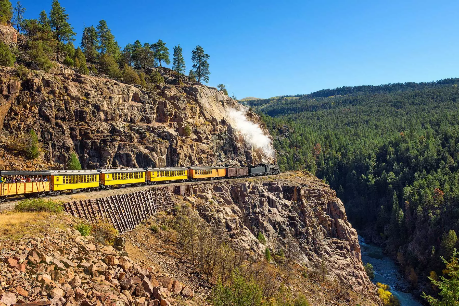 Treni ya kihistoria ya injini ya mvuke husafiri kutoka Durango hadi Silverton kupitia Milima ya San Juan huko Colorado