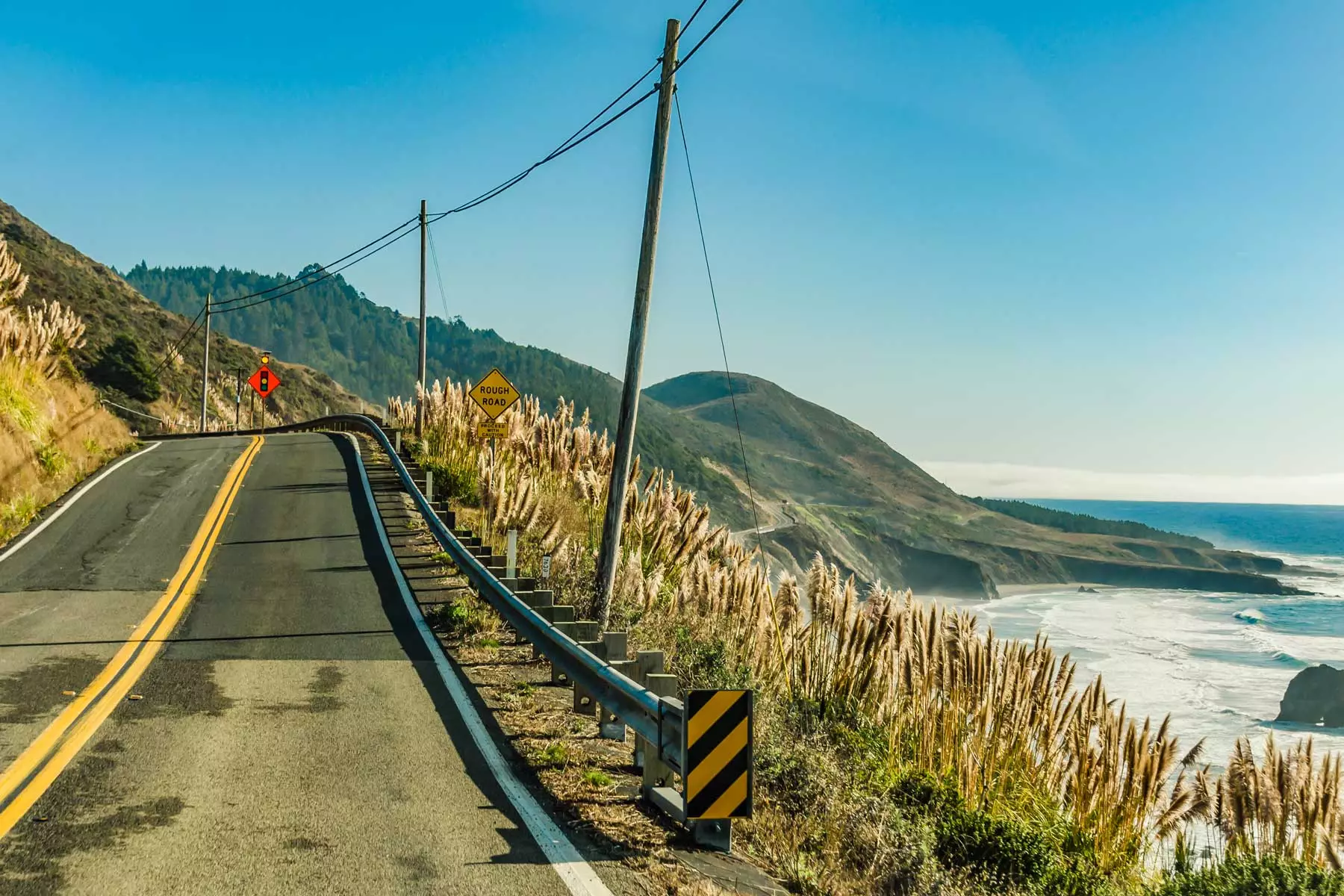 Sehemu tupu ya Barabara kuu ya 1 kwenye pwani huko California