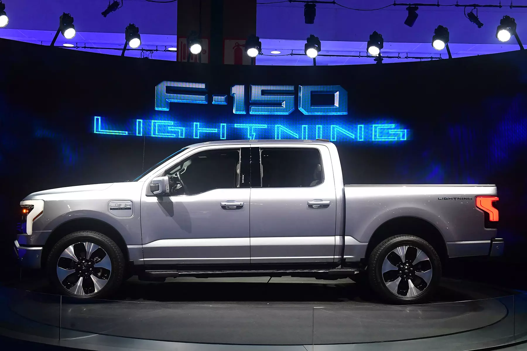 Целосно електричниот F-150 Lightning од Ford е прикажан на саемот за автомобили во Лос Анџелес