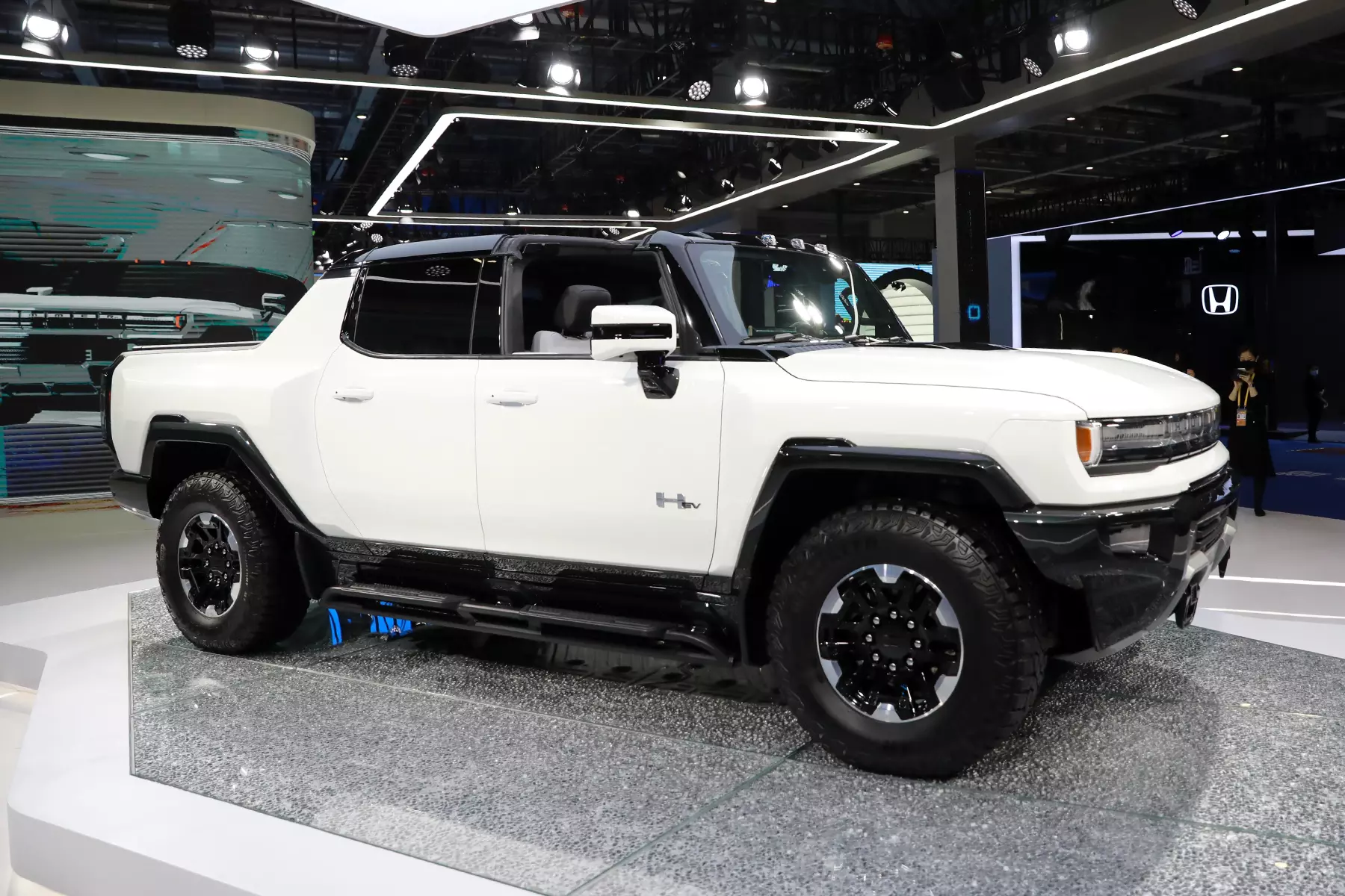 Камион GMC Hummer EV е изложен на штандот на Џенерал Моторс за време на 4-та Кинеска меѓународна увозна изложба