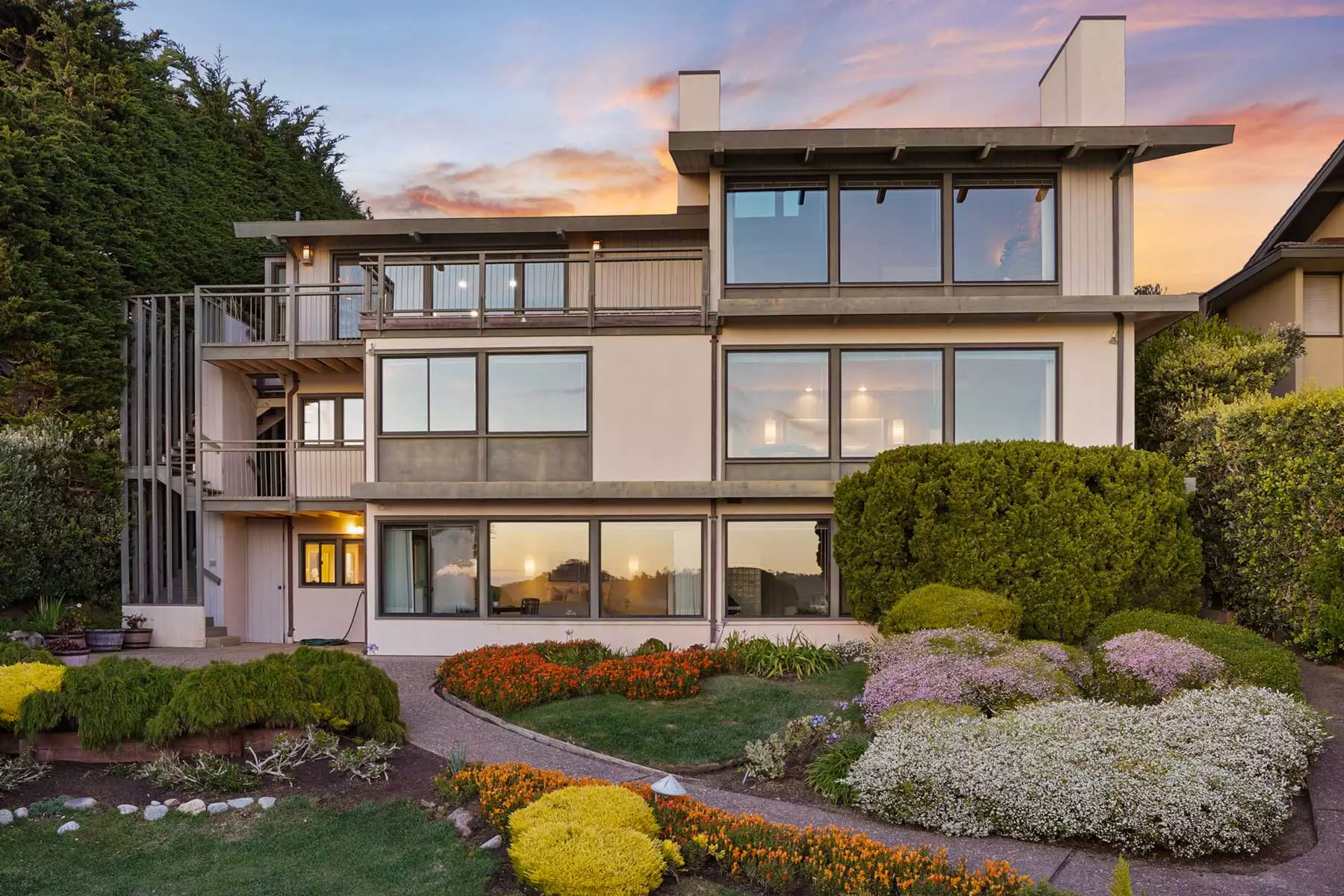 Betty Whiten Carmelin Kaliforniassa kodin sisä- ja ulkopuoli, joka on koskematon ja rannikolla, josta on laajat näkymät merelle. Talo on vuosisadan puolivälin moderni.