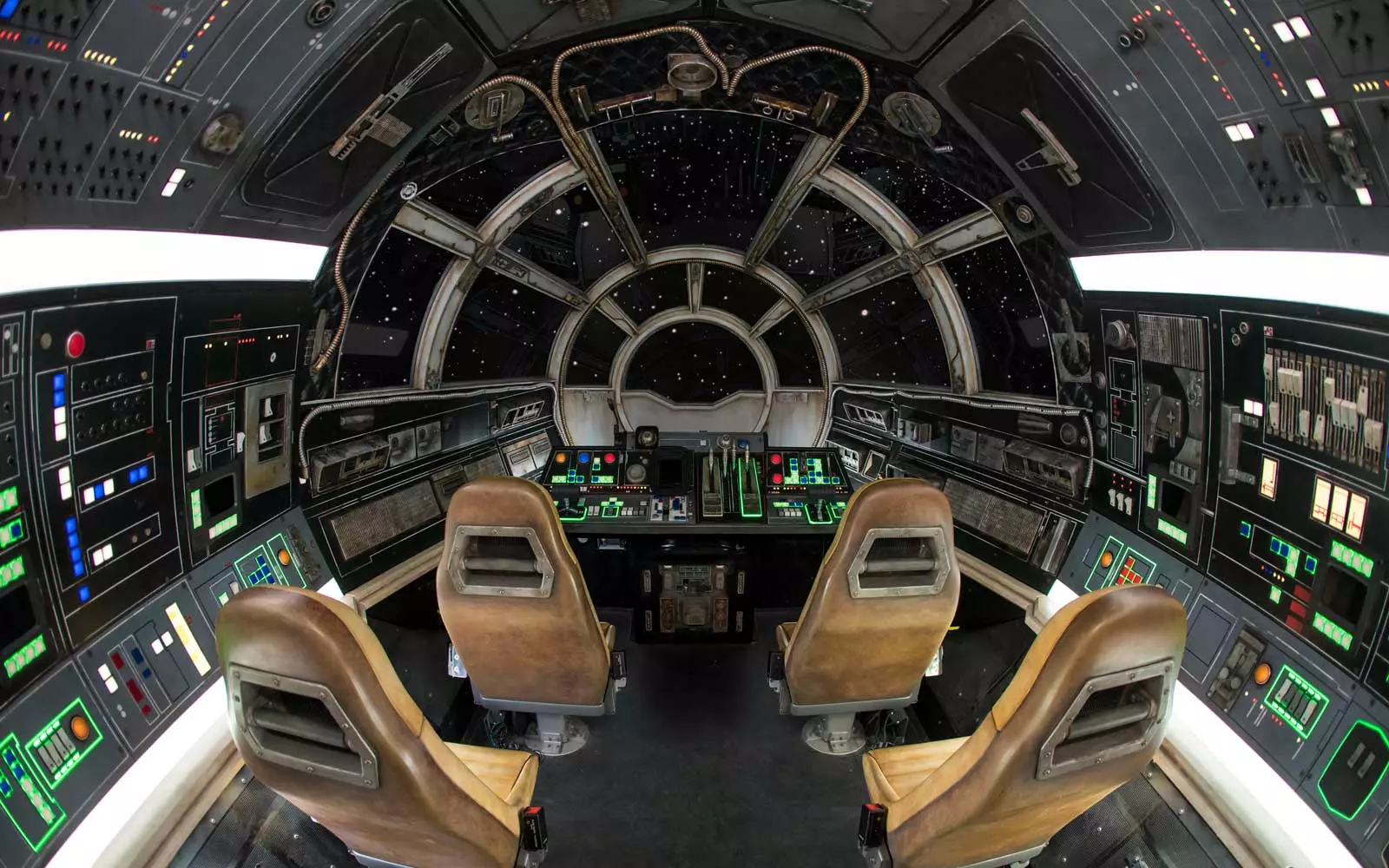 Inside Millennium Falcon: Smugglers Run at Star Wars: Galaxy's Edge am Disneyland Park zu Anaheim, Kalifornien