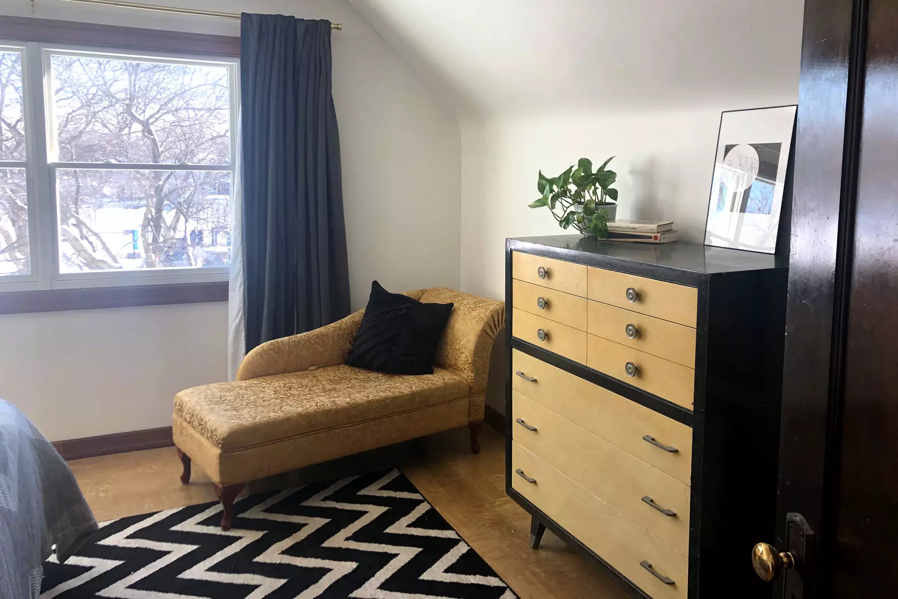 Cómoda de dormitorio y diván en Oak Park, IL airbnb