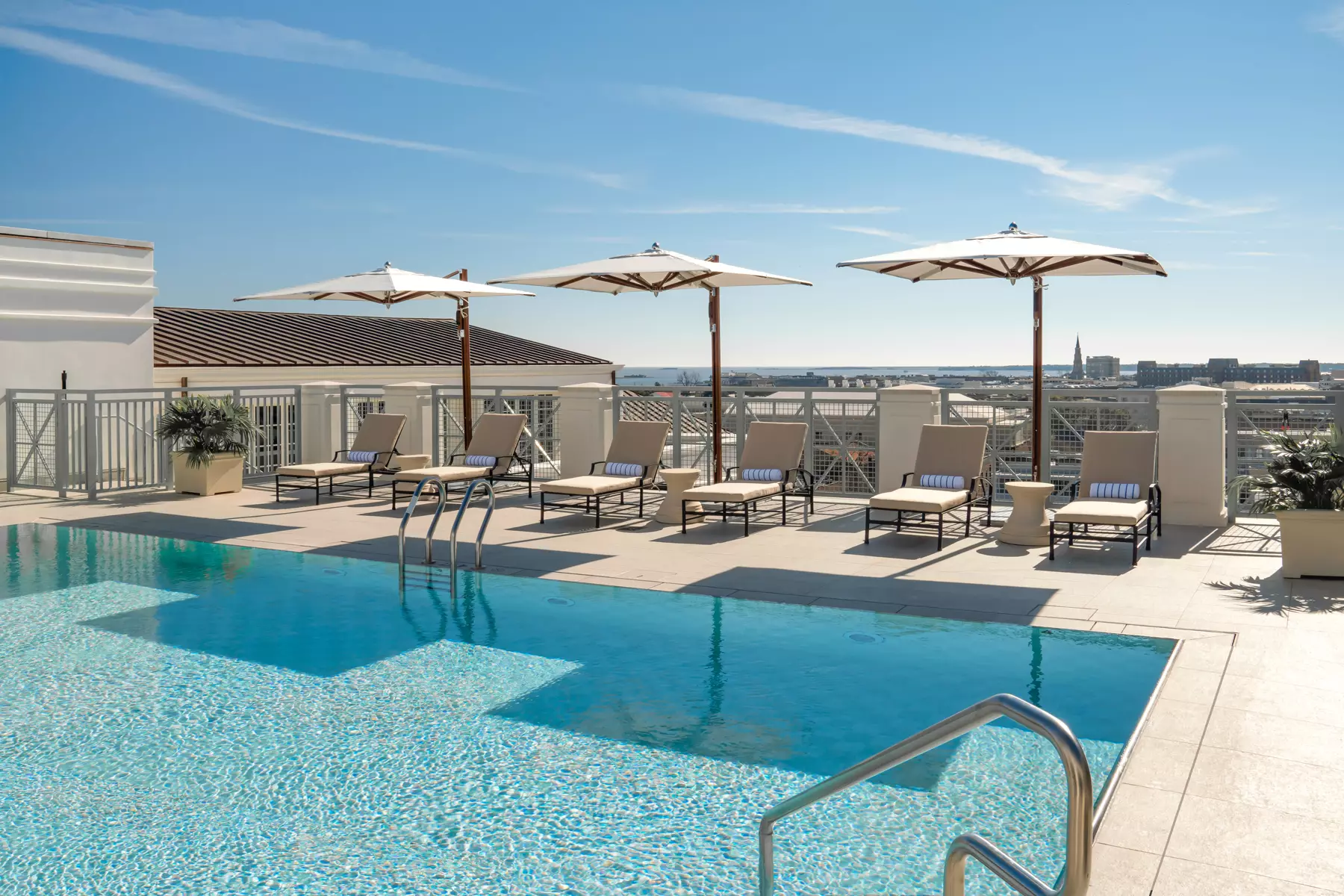 Rooftop swimbad by Hotel Bennett