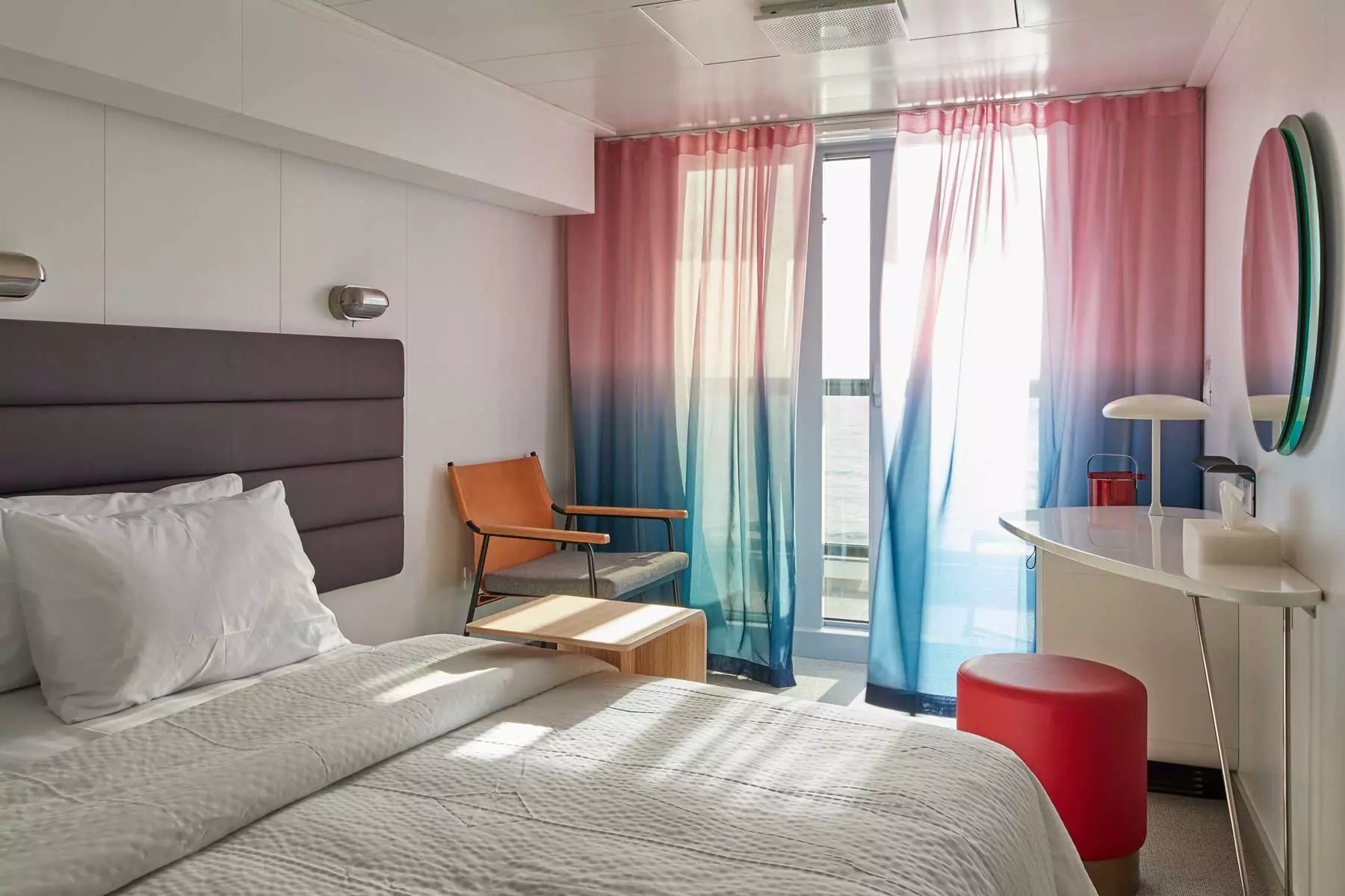 Interiorul unei cabine de oaspeți pe vasul de croazieră Scarlet Lady al Virgin Voyages